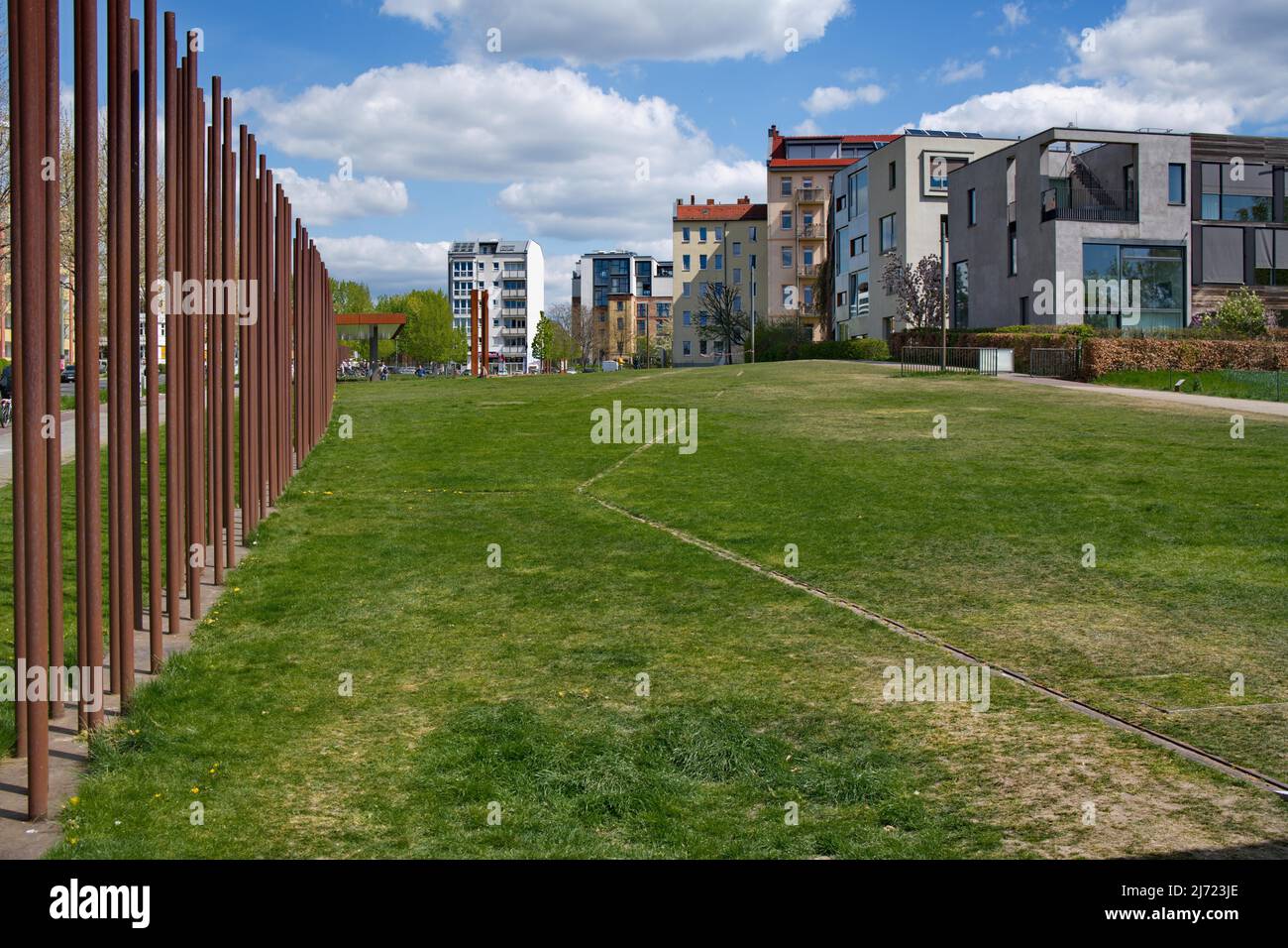 Der fruehere Todesstreifen zwischen Ost- und West-Berlin, die Staebe ...