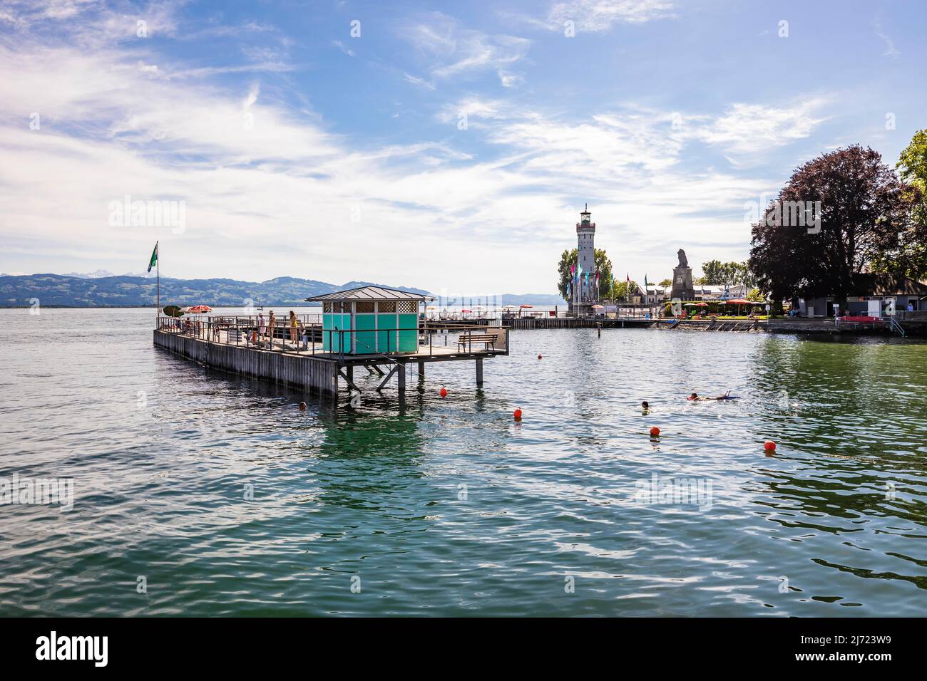 Badeanstalt Roemerbad und Leuchtturm im Hafen, Lindau, Bayern ...
