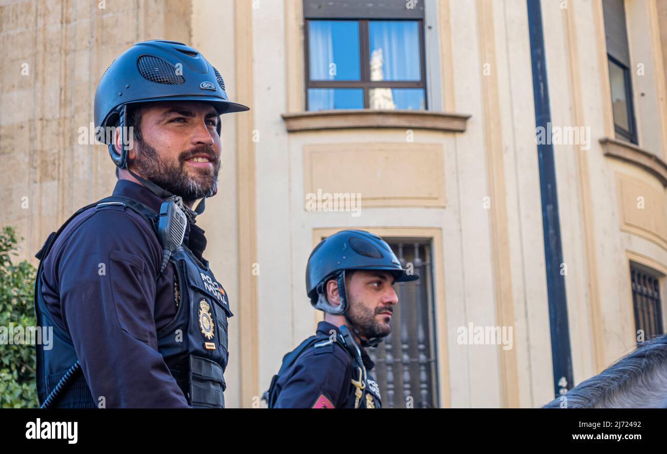 Mounted cops hi-res stock photography and images - Alamy