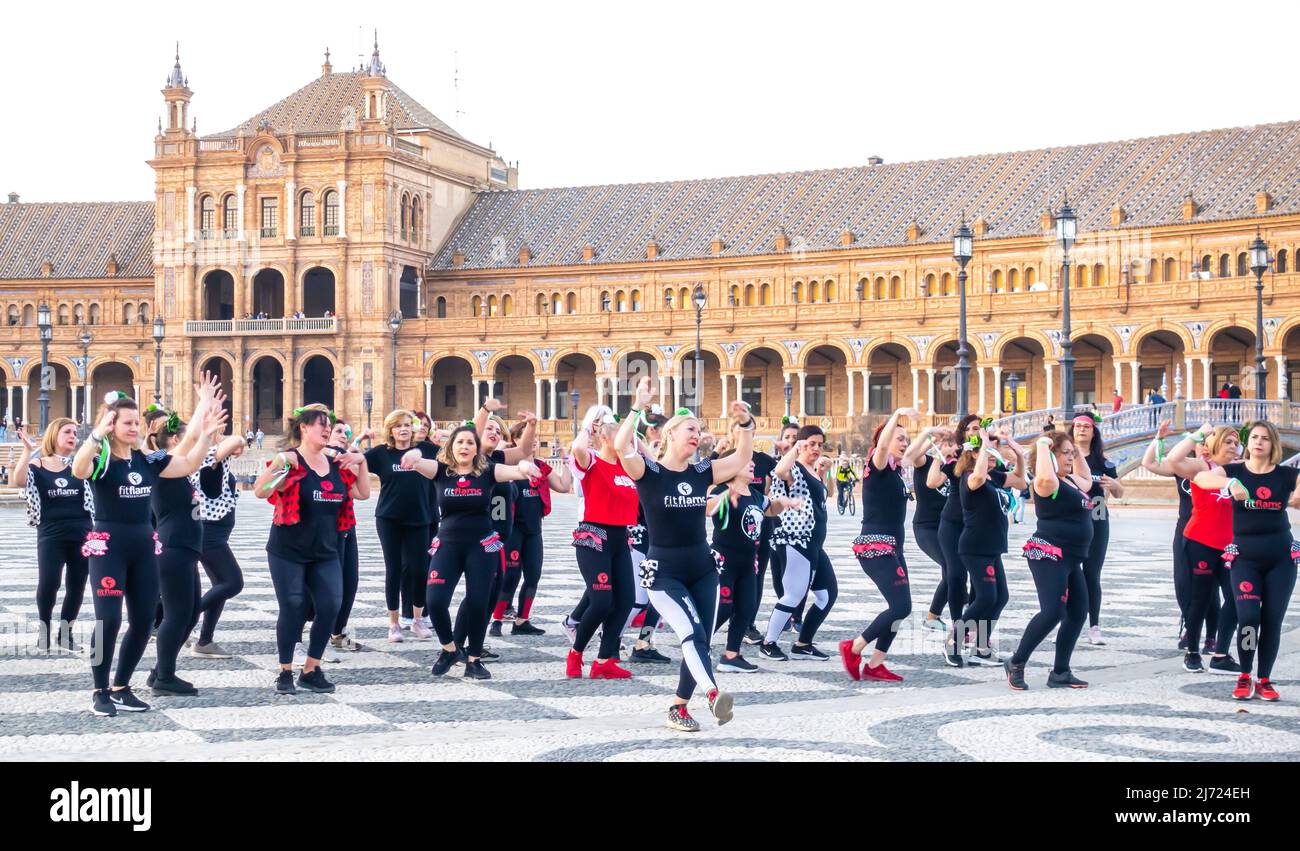 Landmark square fitness group of people hi-res stock photography and ...