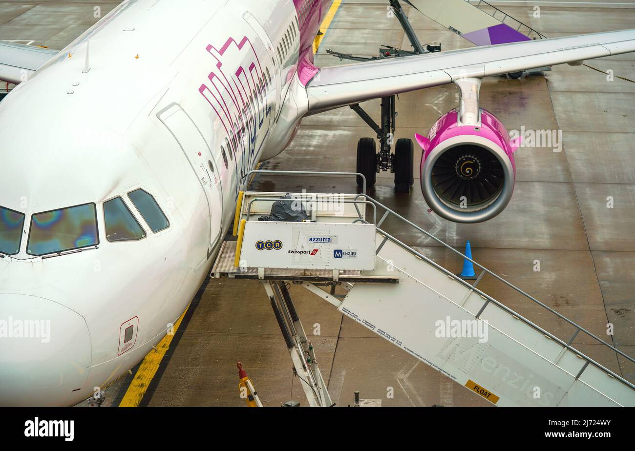 Airport cargo ramp hi-res stock photography and images - Alamy