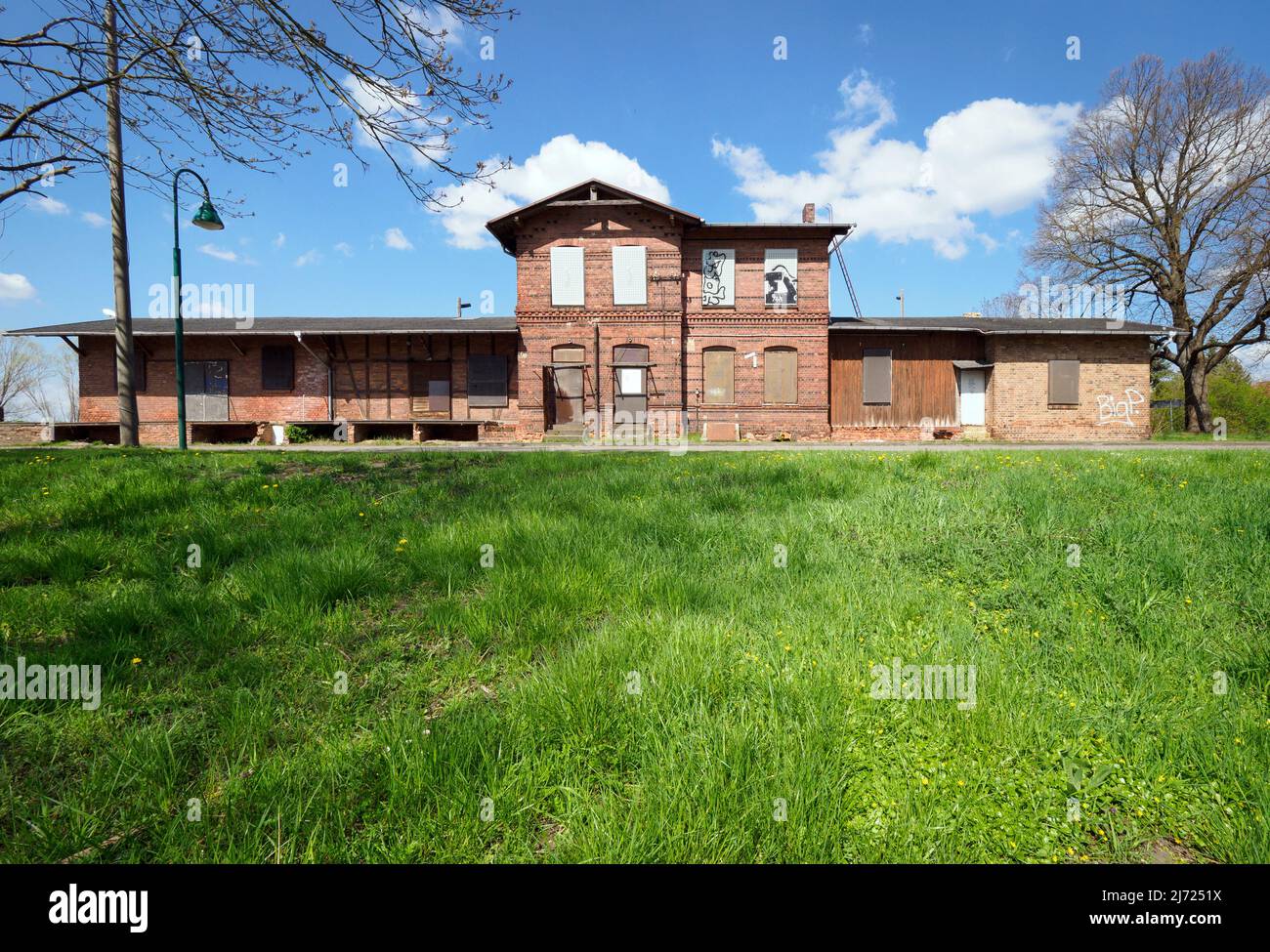 Windows screwed shut with plates hi-res stock photography and images ...