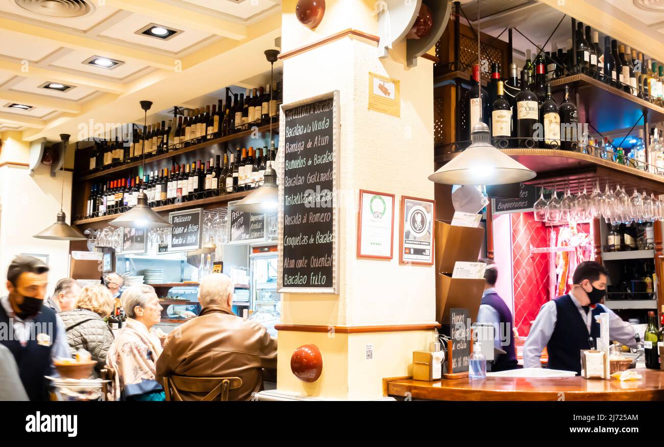 Bartender bartender face mask masks ppe hi-res stock photography and ...