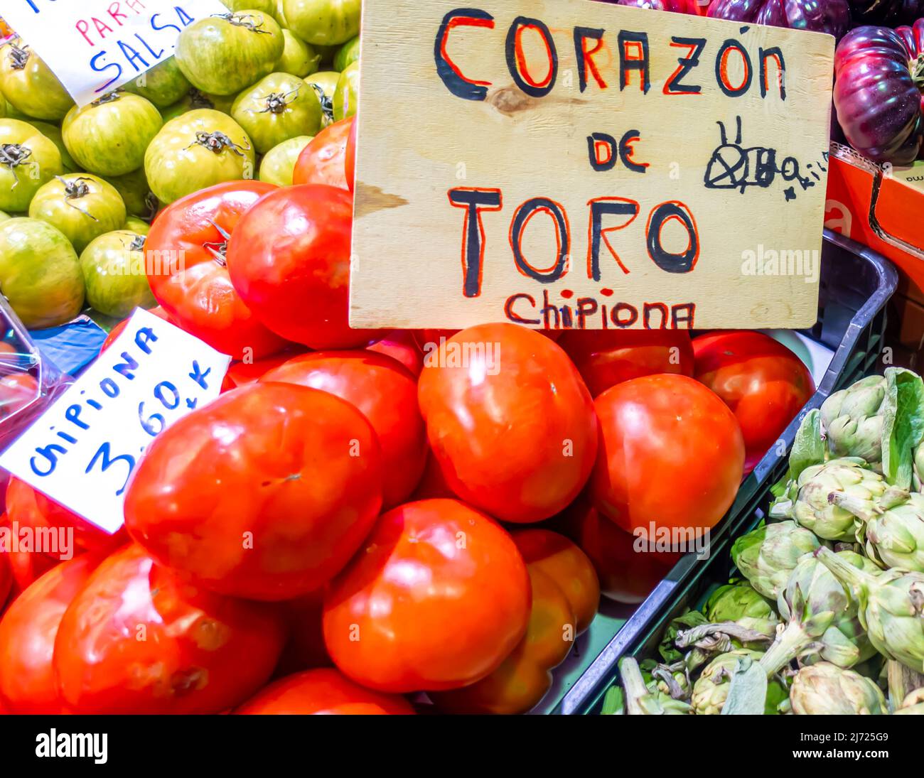 Corazon de Toro Chipinona, Heart tomatoe display with price tag stall ...