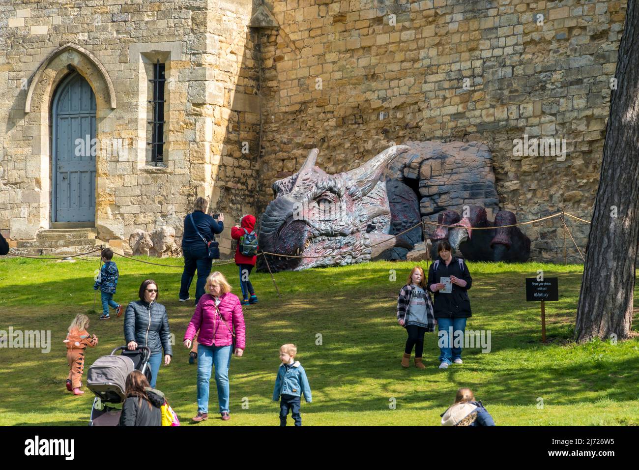 Head and tail through castle walls hi-res stock photography and images - Alamy