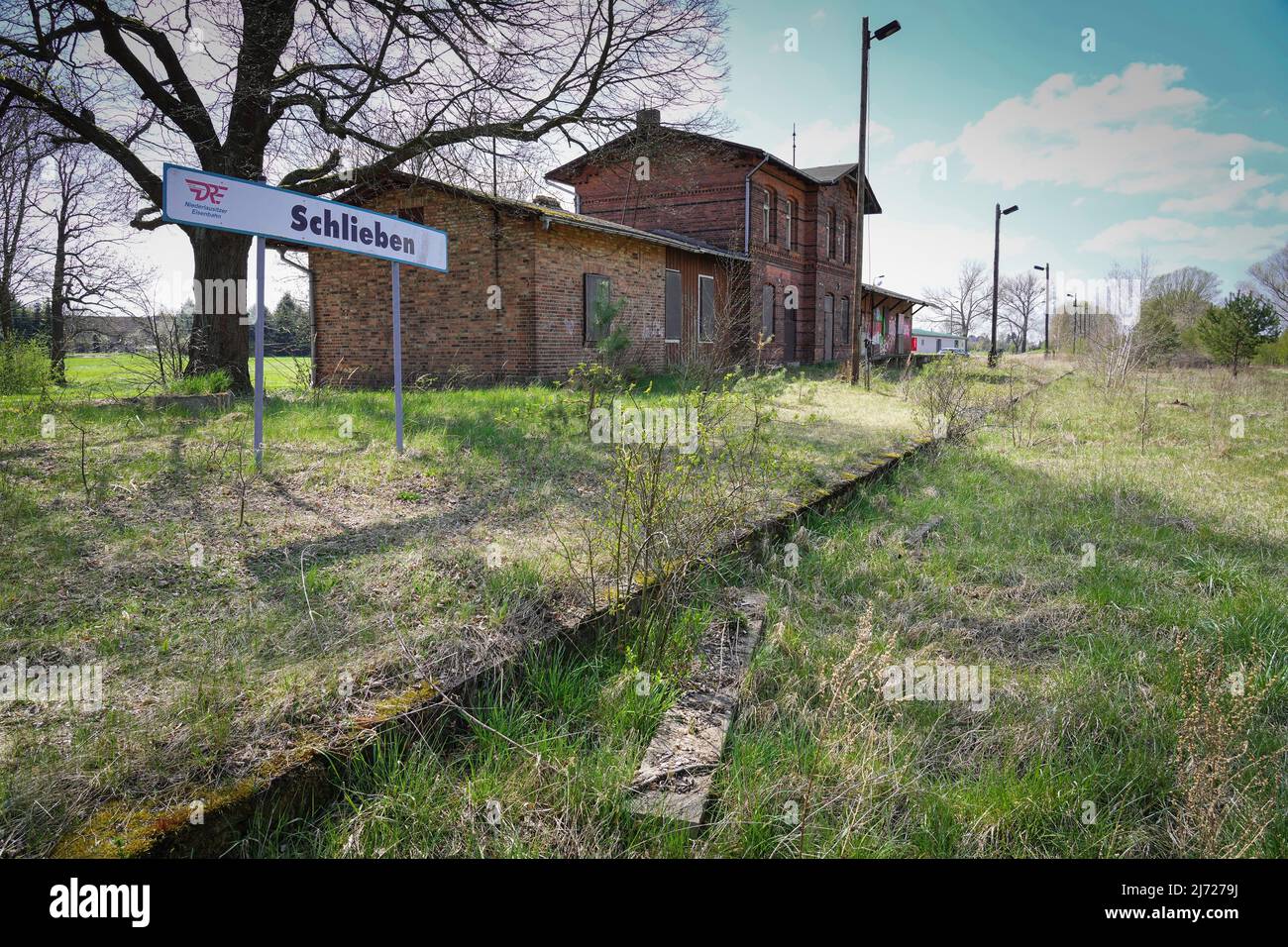 23 April 2022, Brandenburg, Schlieben: The empty station building with ...