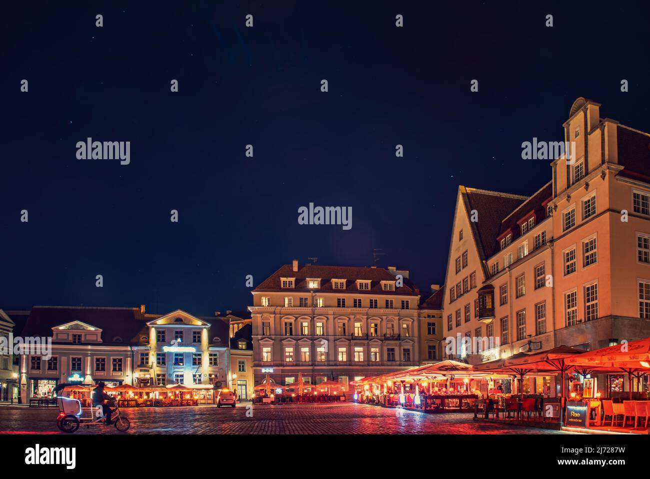 Main square tallinn city hi-res stock photography and images - Alamy