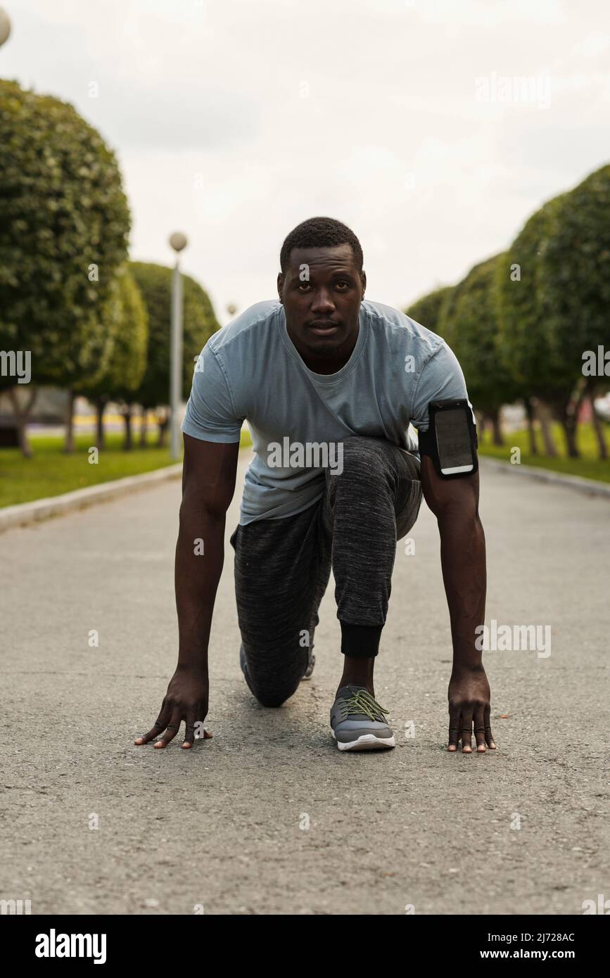 Athlete man in start pose hi-res stock photography and images - Alamy