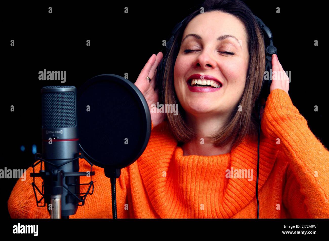 Microphone announcer hi-res stock photography and images - Alamy