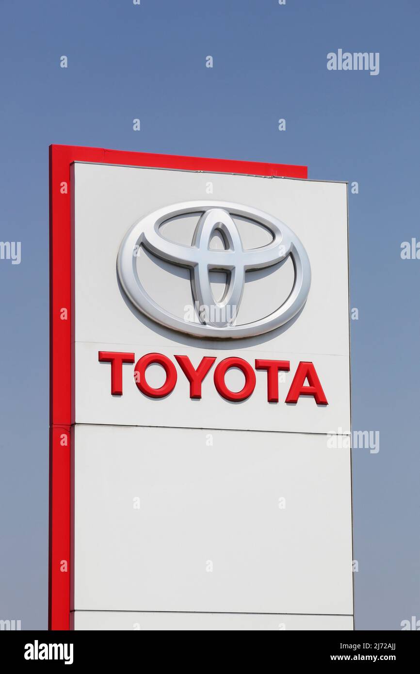 Toyota signage hi-res stock photography and images - Alamy