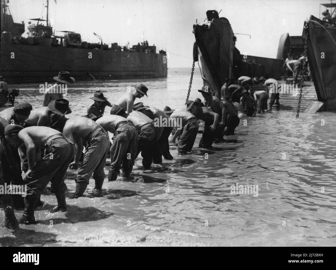 Australian commandos unloading ammunition at the Tarakan landing. May ...