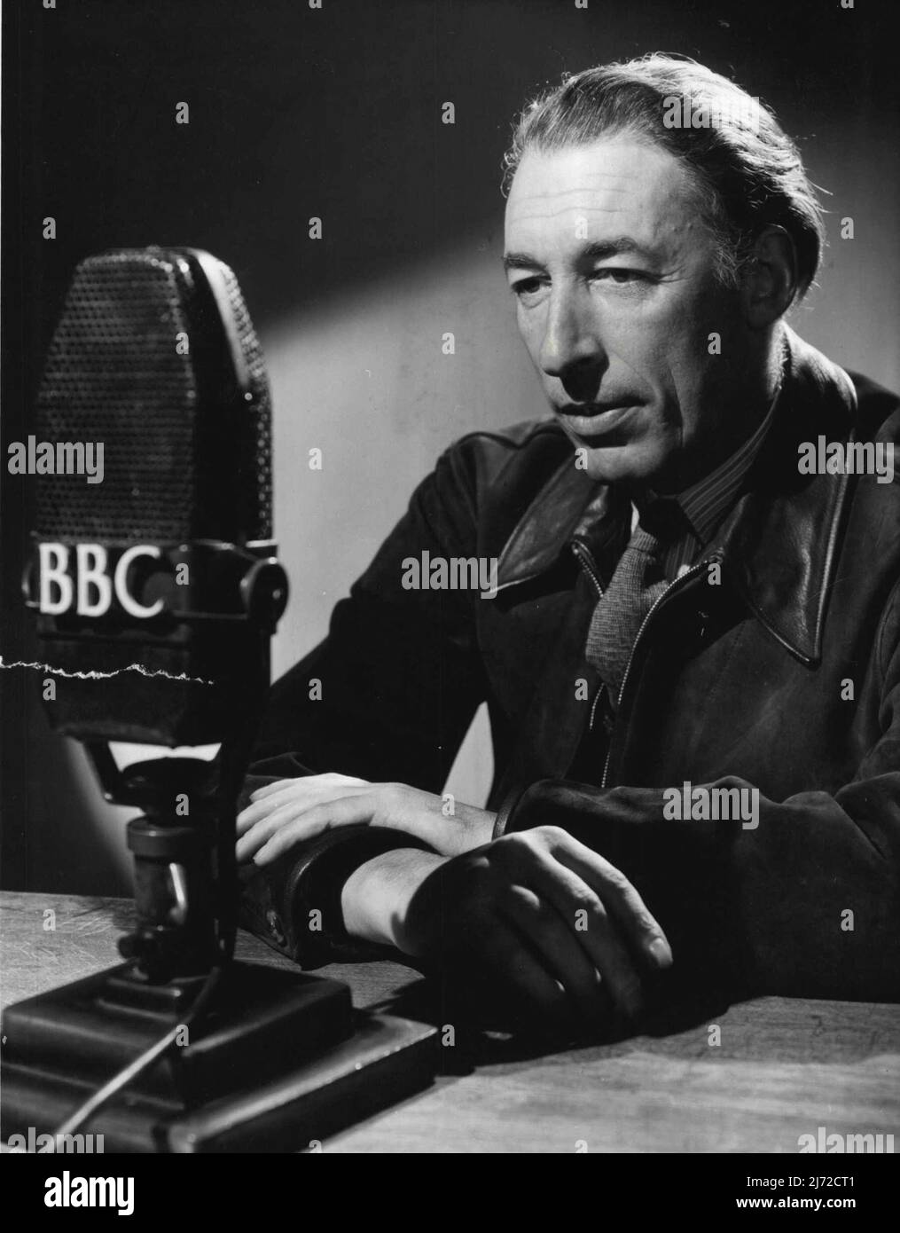 Vintage bbc radio microphone hi-res stock photography and images - Alamy