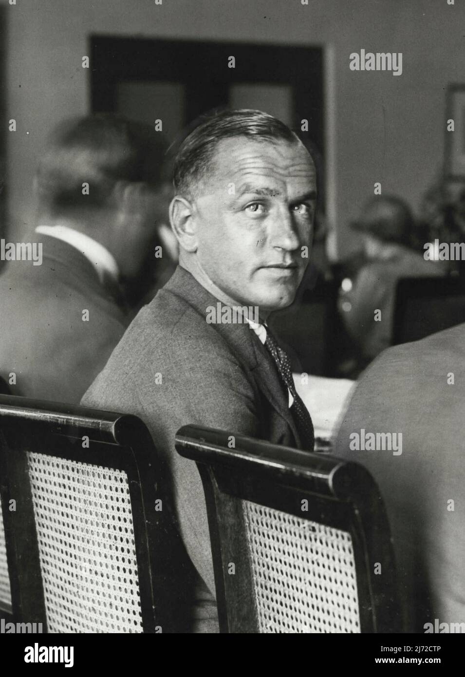 English flier, Capt. Matthews, entertained at luncheon, by the ...