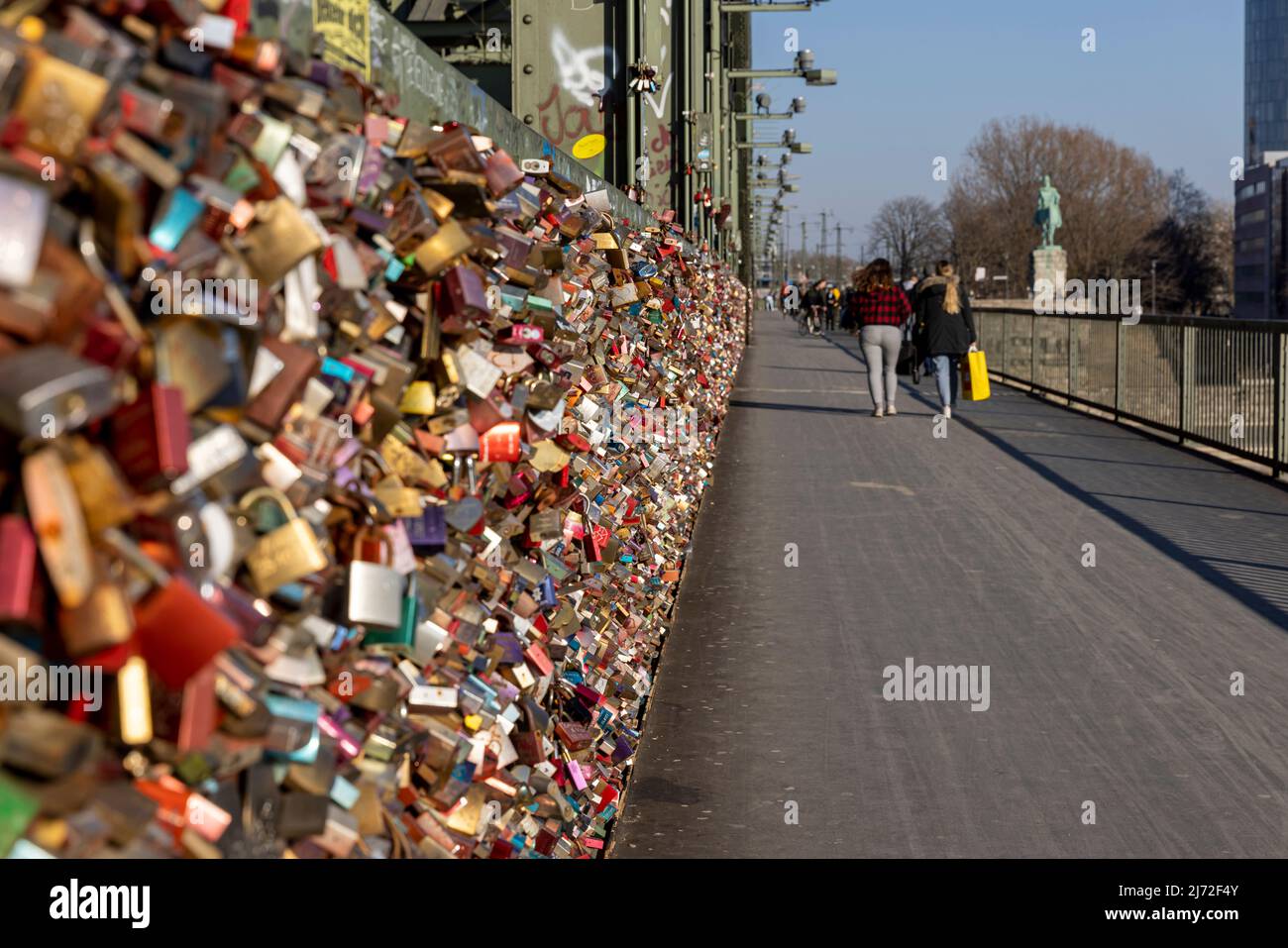 Lovers locks on Hohenzollern bridge in Cologne Stock Photo - Alamy