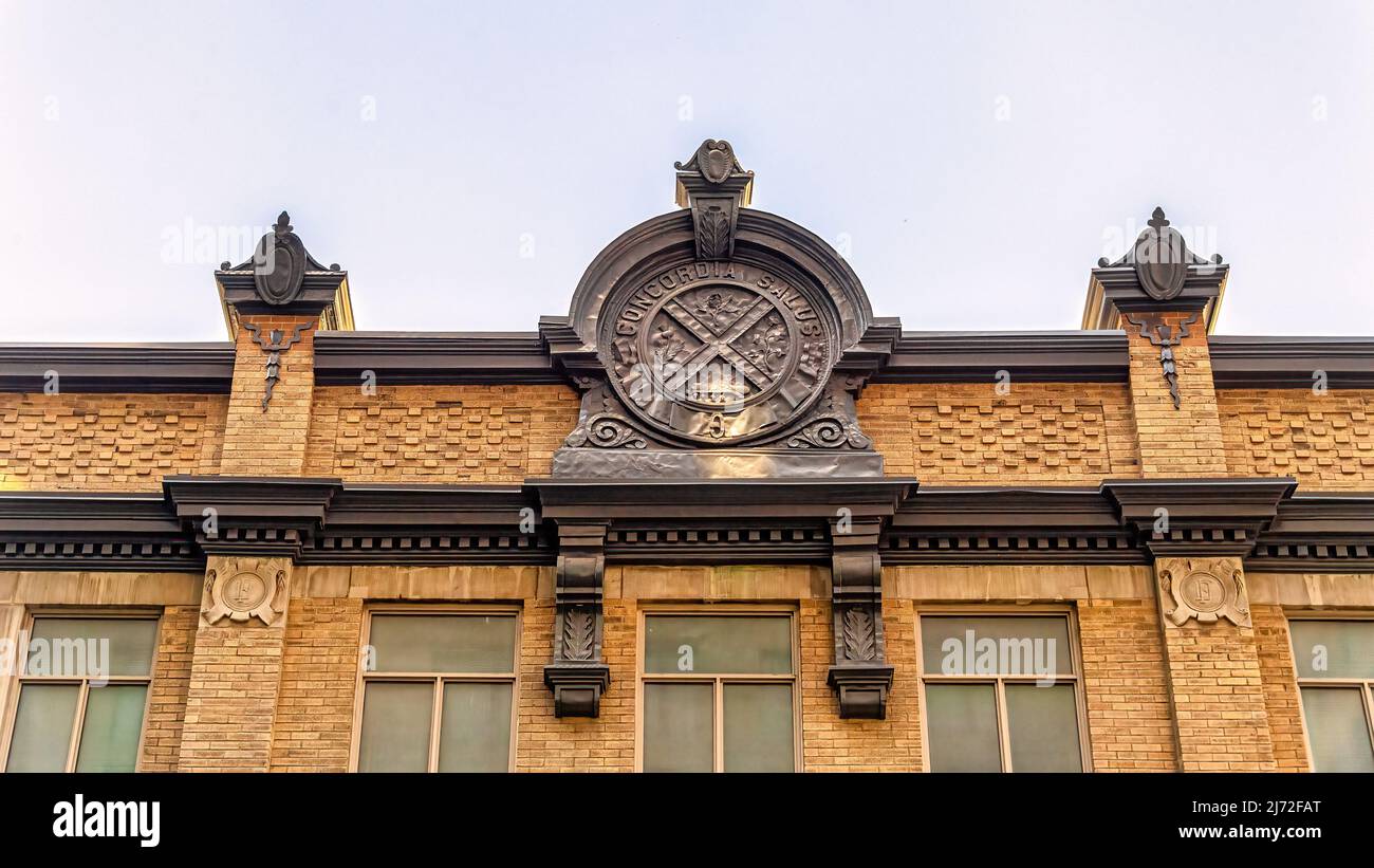 Old building architectural windows hi-res stock photography and images ...