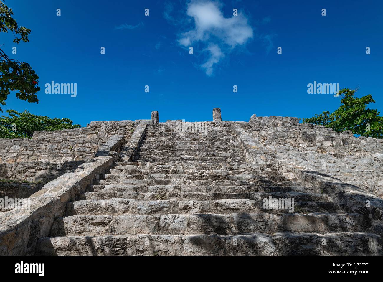 Mayan temple cancun hi-res stock photography and images - Alamy