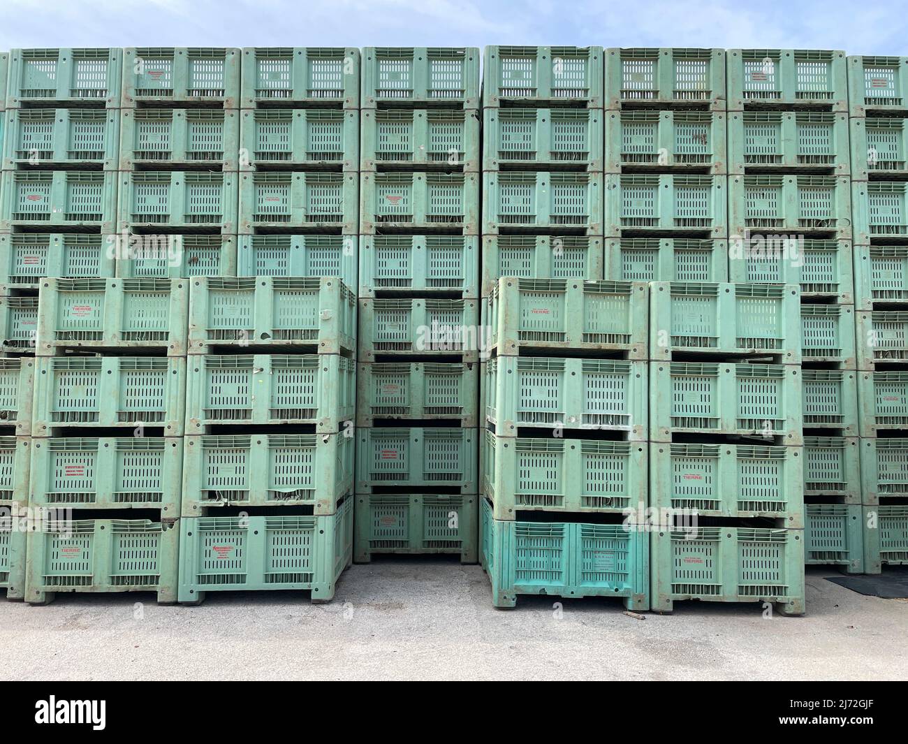 Empty containers hi-res stock photography and images - Alamy