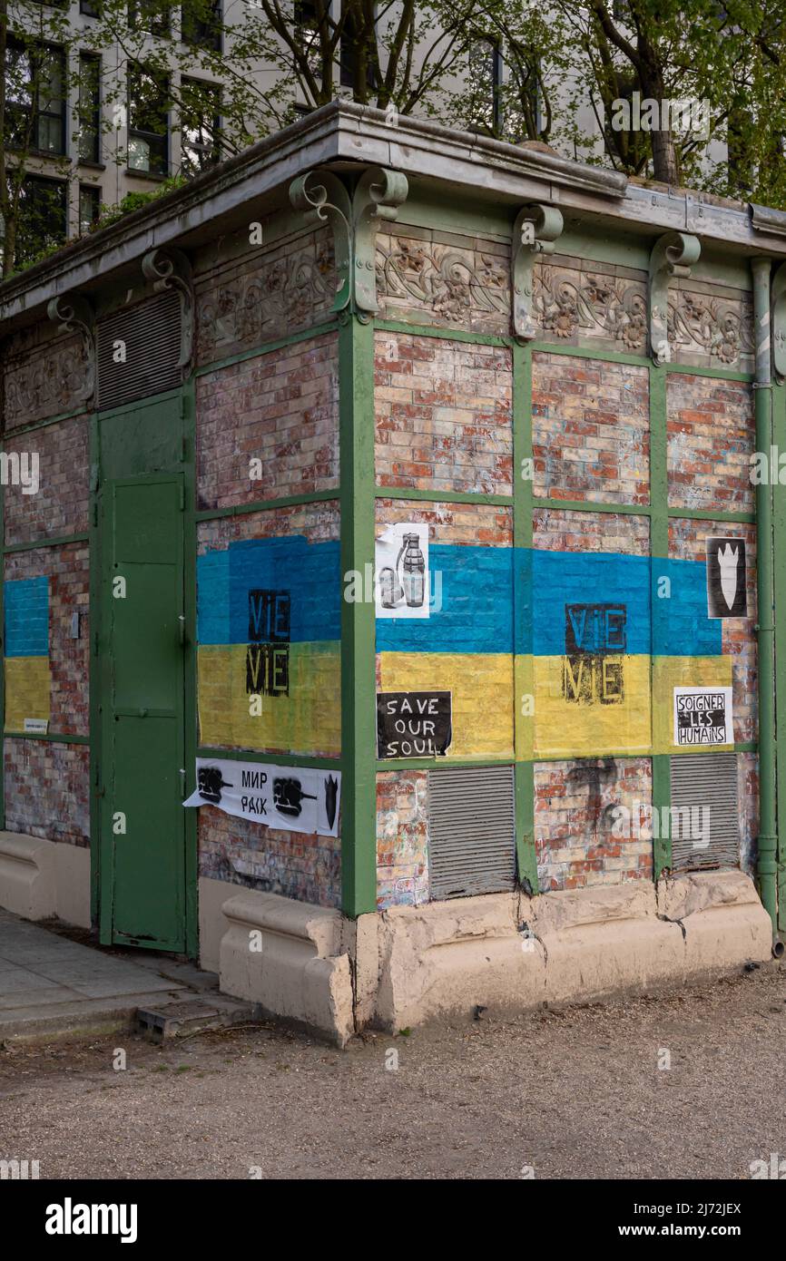 Ukrainian flag painted on a brick wall Stock Photo - Alamy