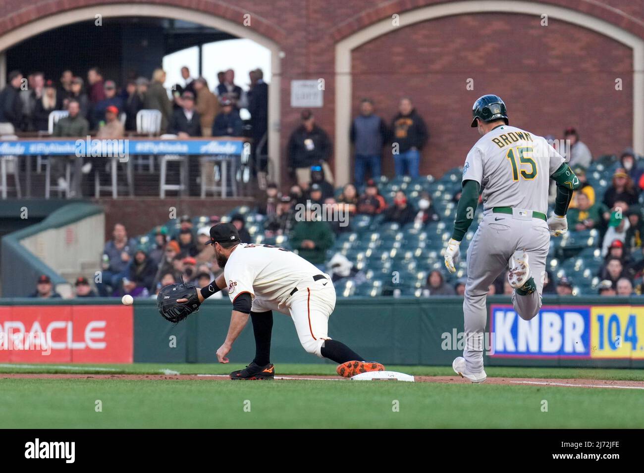 San Francisco Giant infielder Brandon Belt (9) catch at first base ...
