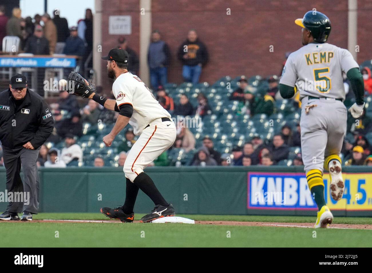 San Francisco Giant infielder Brandon Belt (9) catch at first base ...