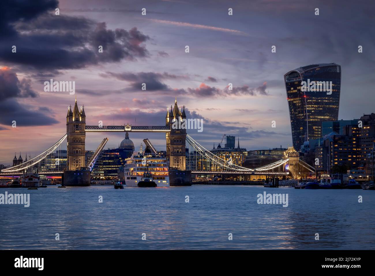 Cruise ship passing under tower bridge hi-res stock photography and ...