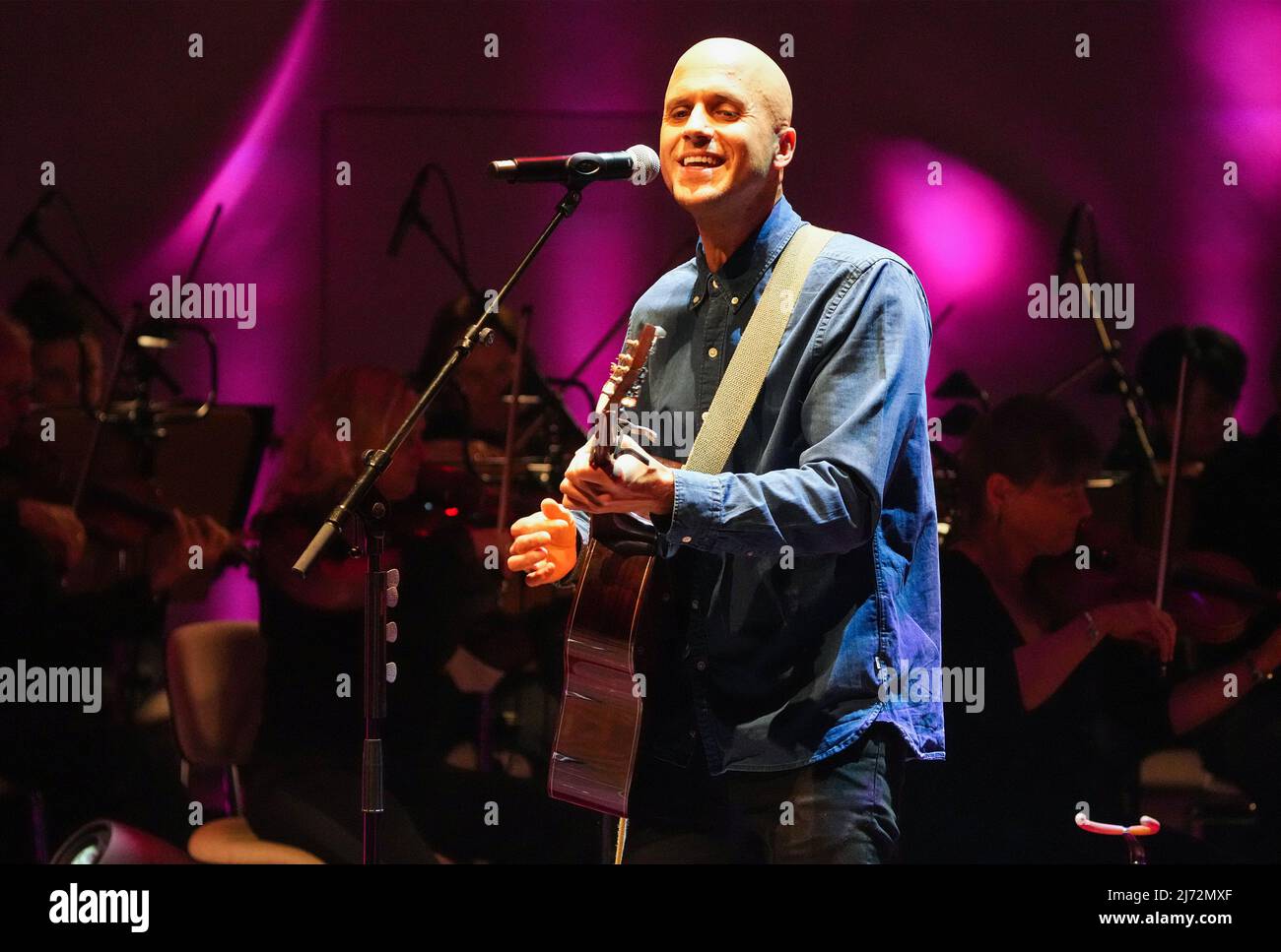 05 May 2022, Brandenburg, Potsdam: Belgian singer Milow sings and plays ...