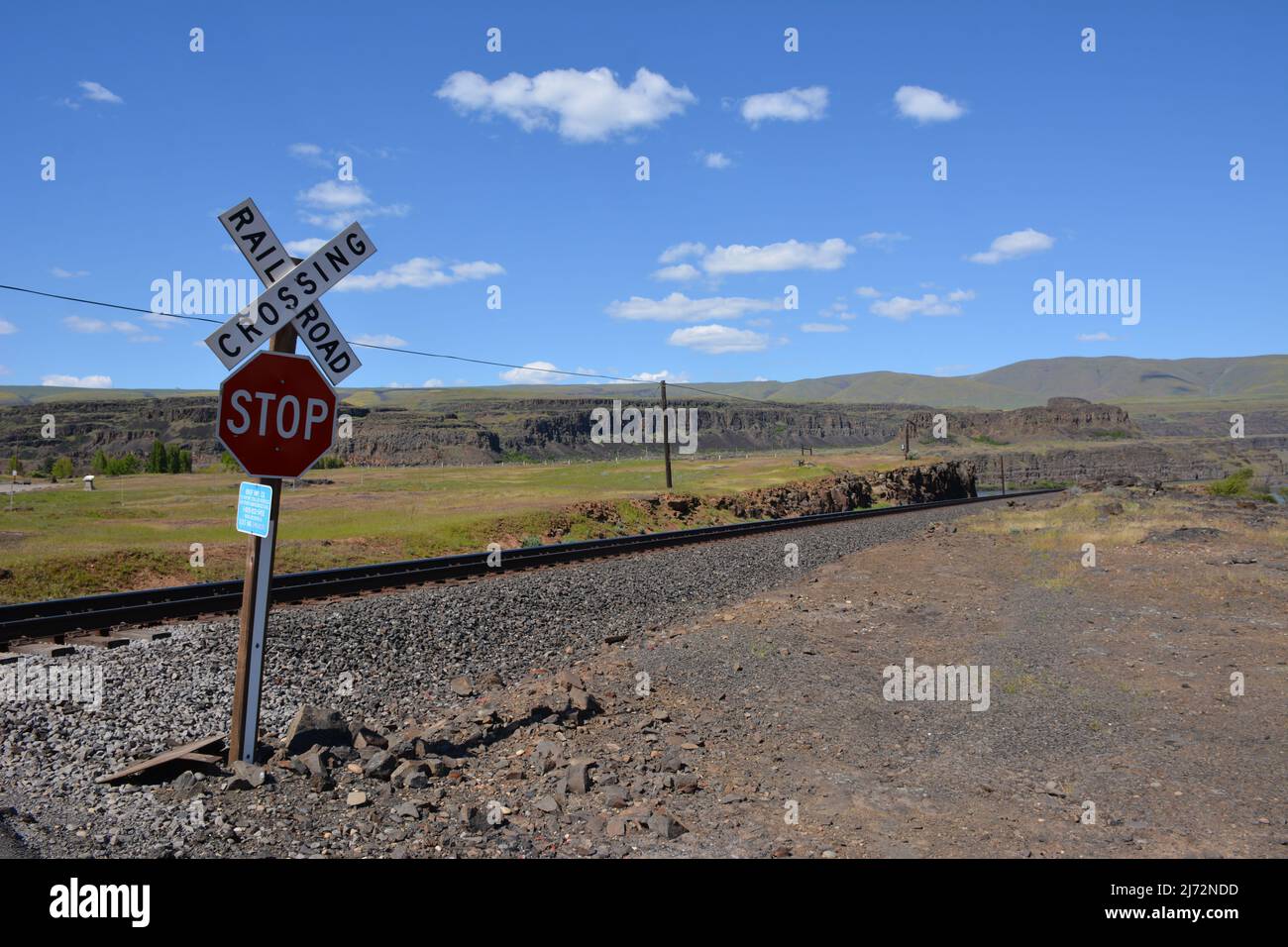 Railroad crossing sign between Horsetheif Lake and the Columbia River ...