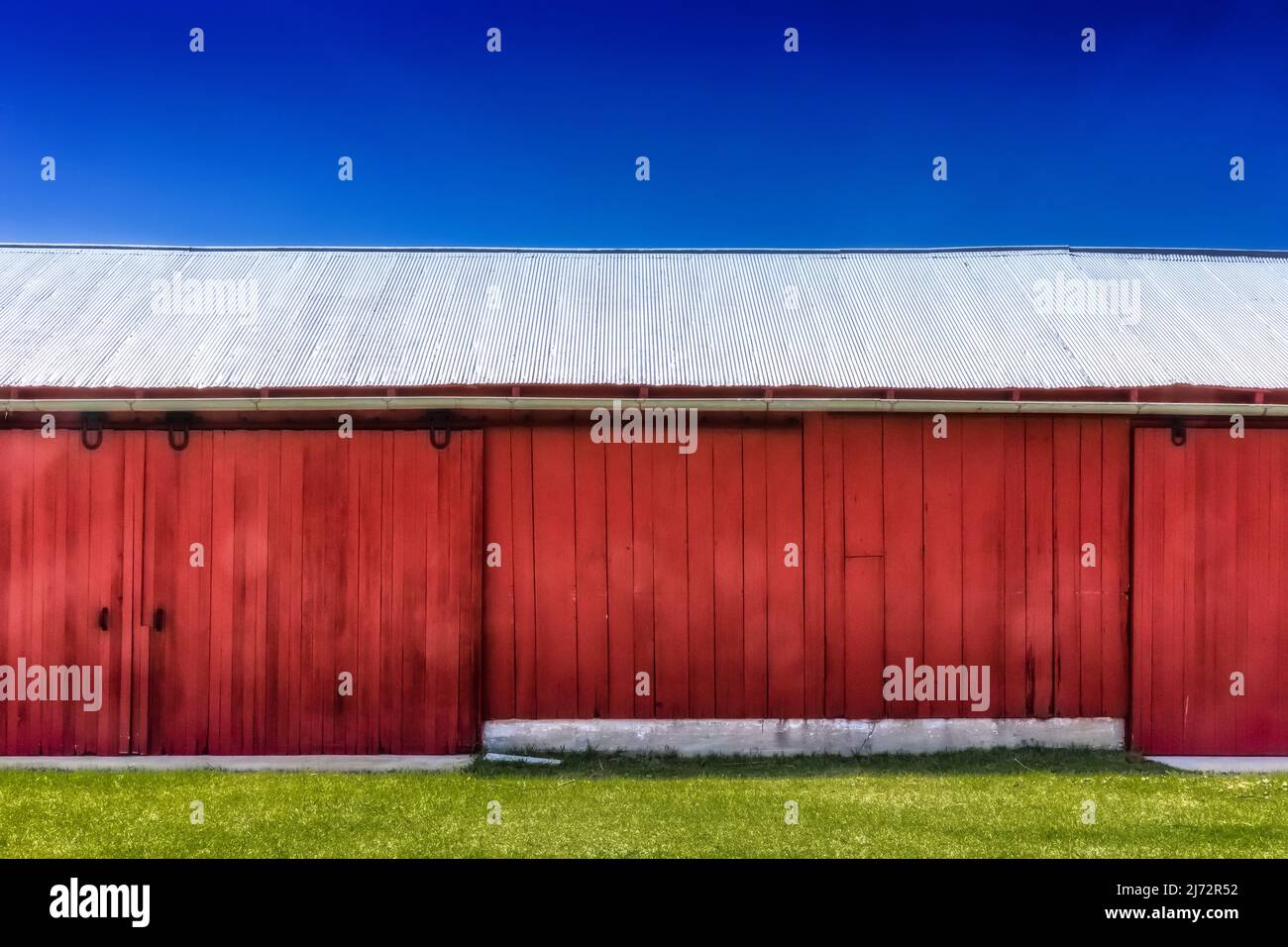 Cows and red barn hi-res stock photography and images - Alamy