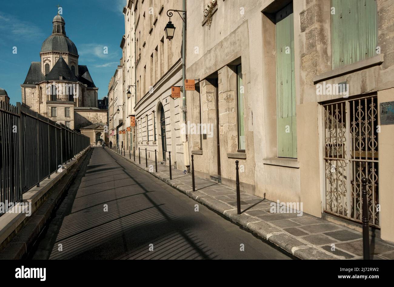 Paris rue saint paul hi-res stock photography and images - Alamy