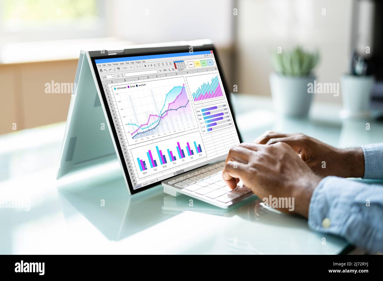 Data Analyst Using Data Analytics KPI Dashboard Stock Photo - Alamy
