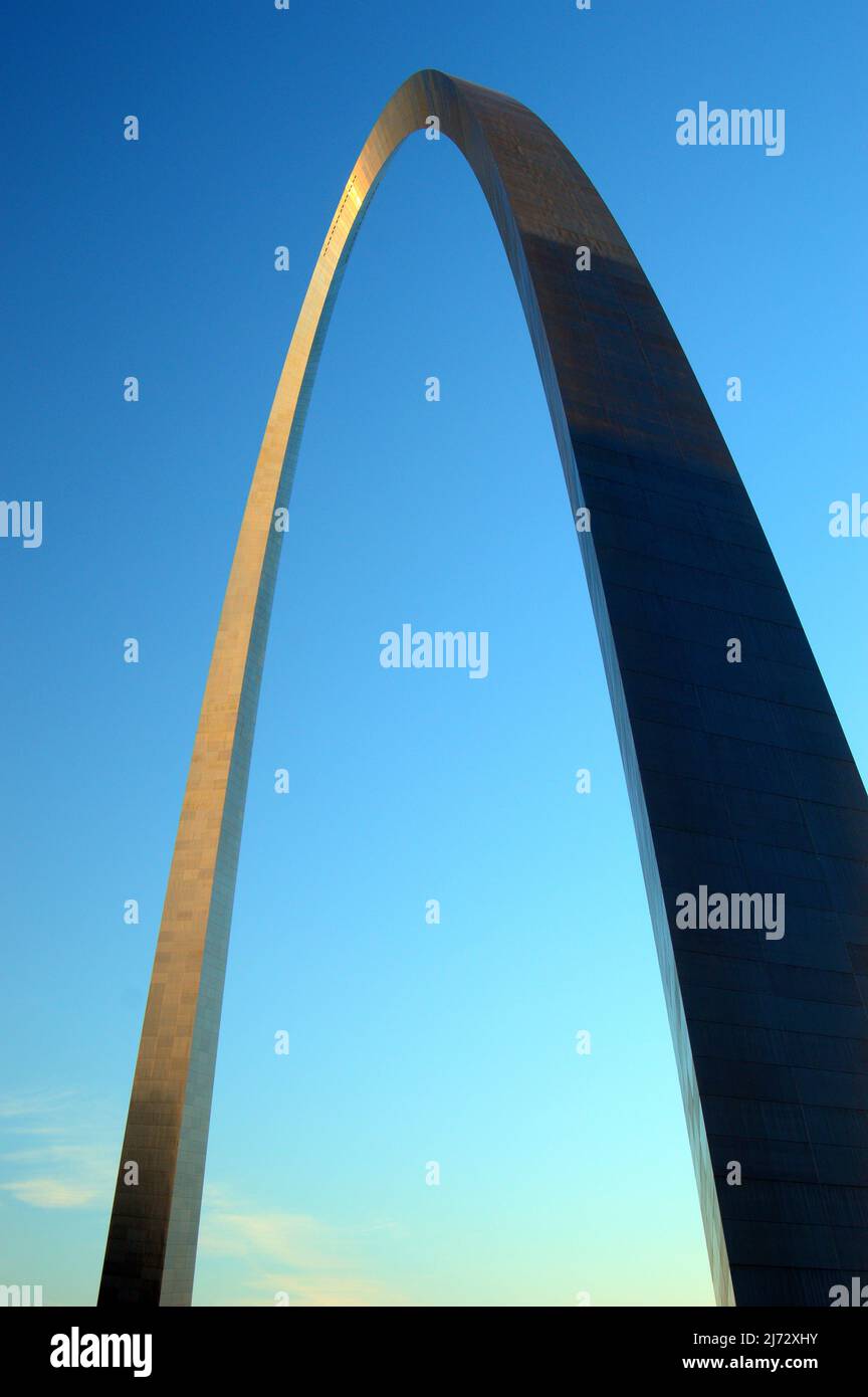 Weighted catenary arch hi-res stock photography and images - Alamy