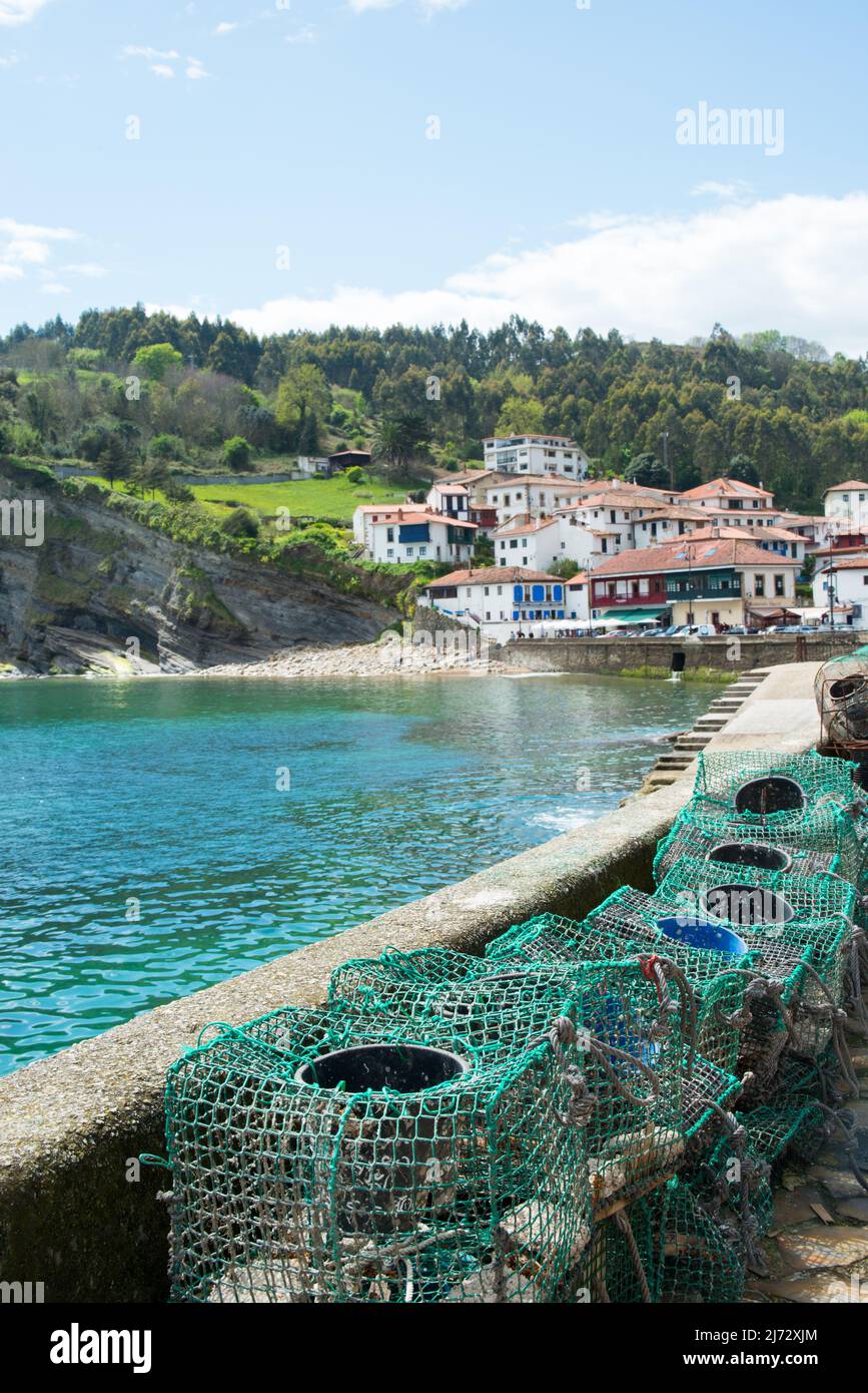 Cage fishing hi-res stock photography and images - Alamy