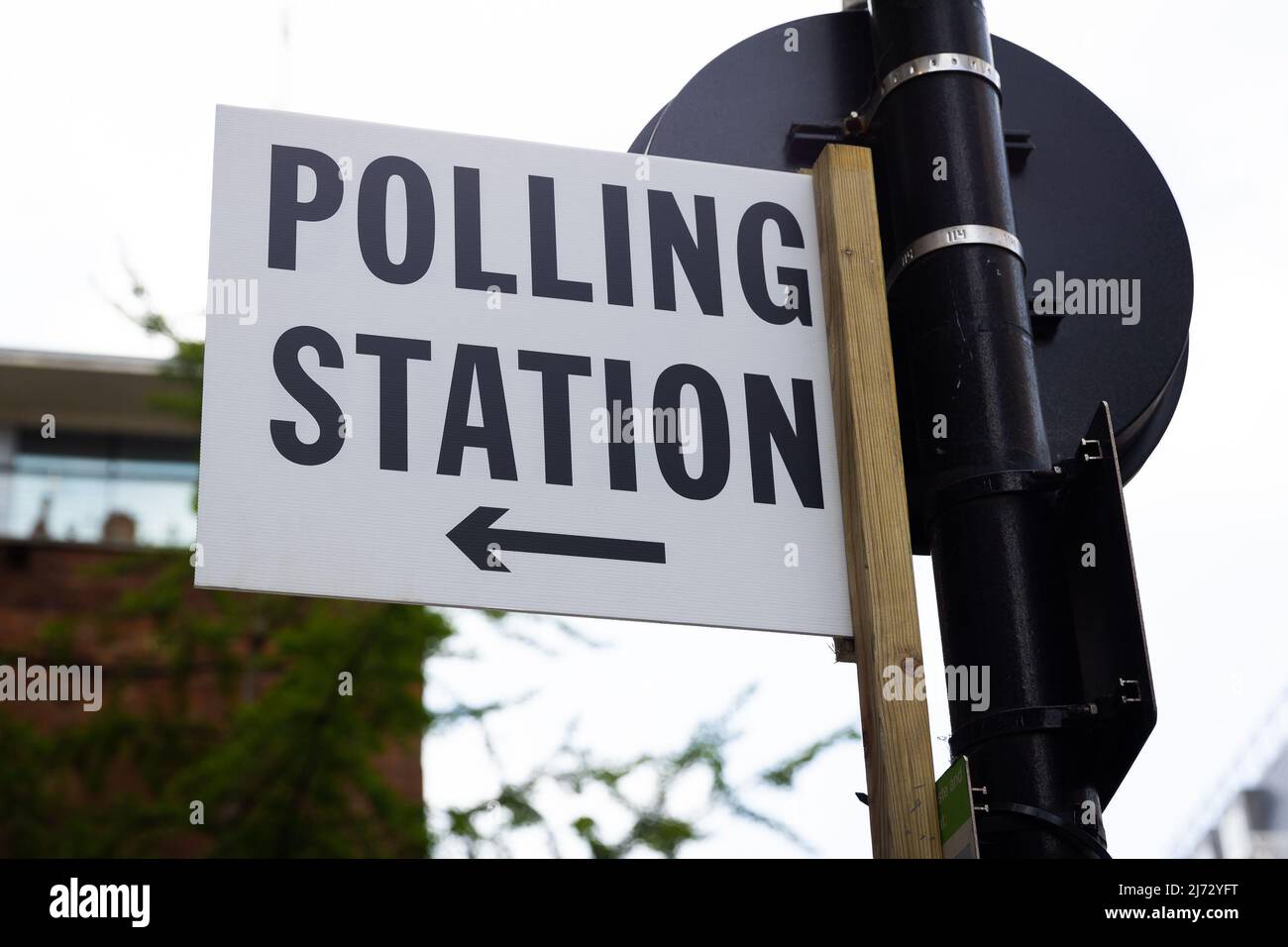 Sign pointing towards elections hi-res stock photography and images - Alamy