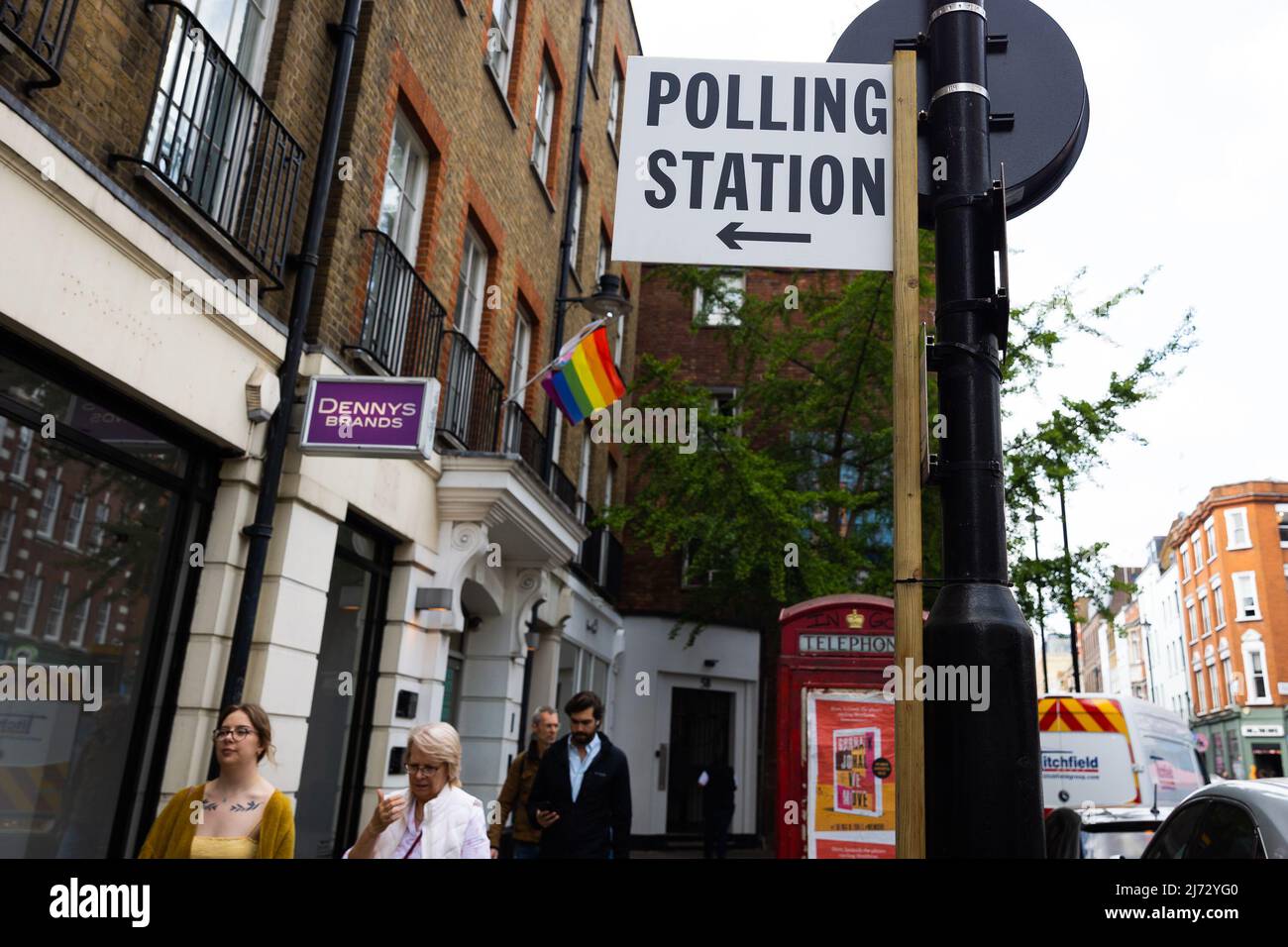 Sign pointing towards elections hi-res stock photography and images - Alamy