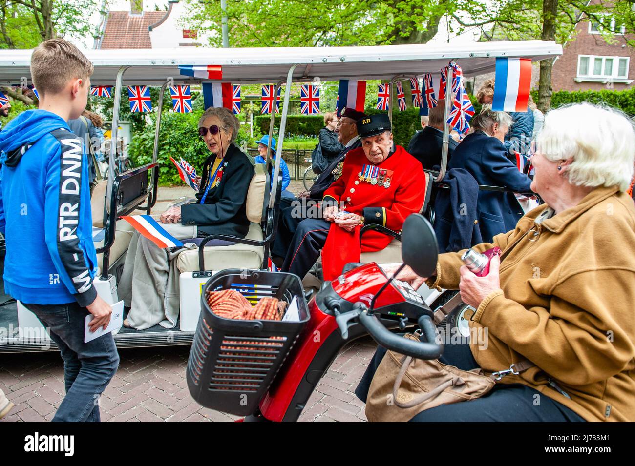 An old lady is seen chatting with British veteran Harry Rawlings (96 ...