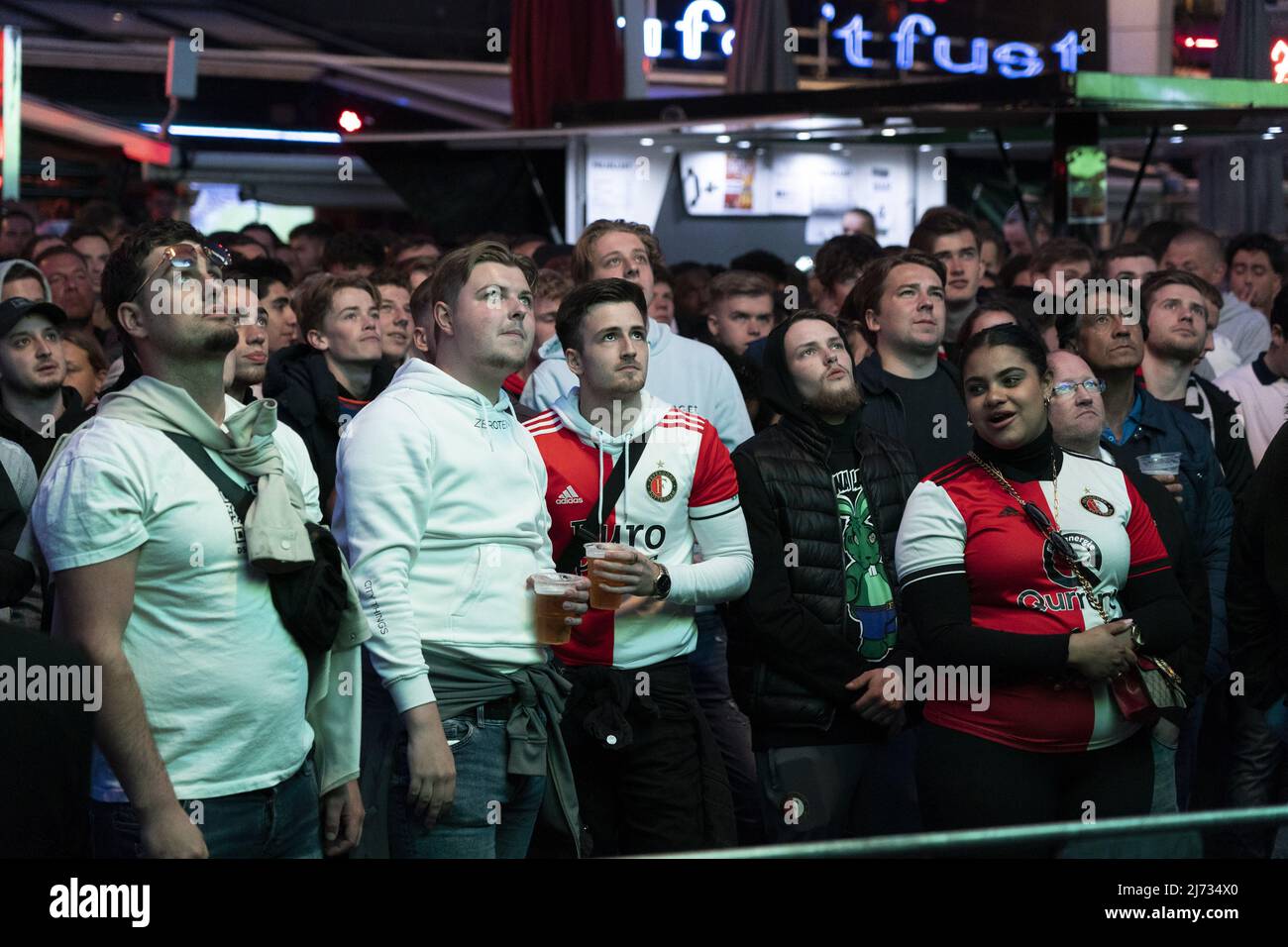 2022-05-05 21:33:19 ROTTERDAM - Feyenoord supporters on Stadhuisplein ...