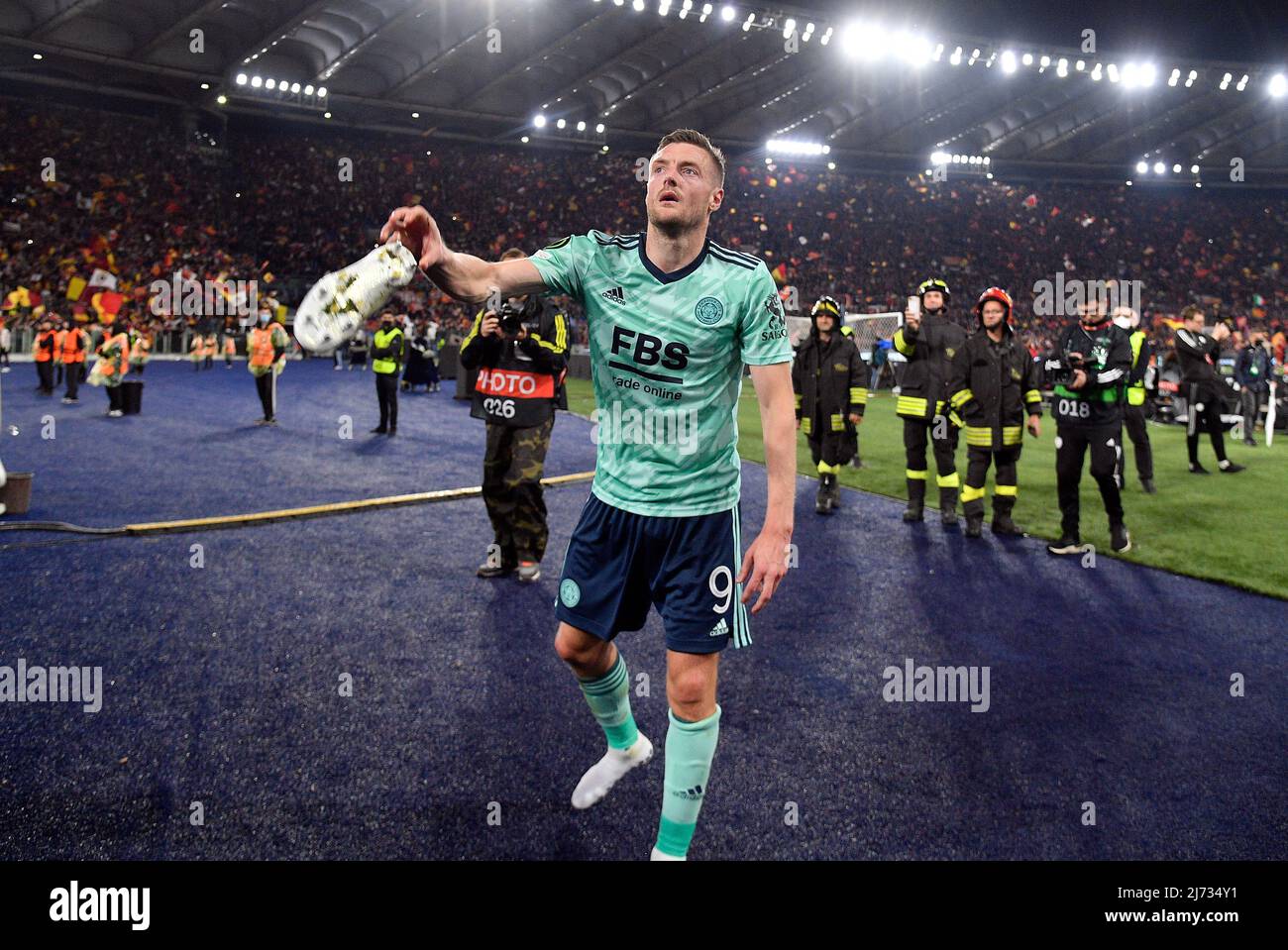 Stadio olimpico rome football crowd hi-res stock photography and images ...