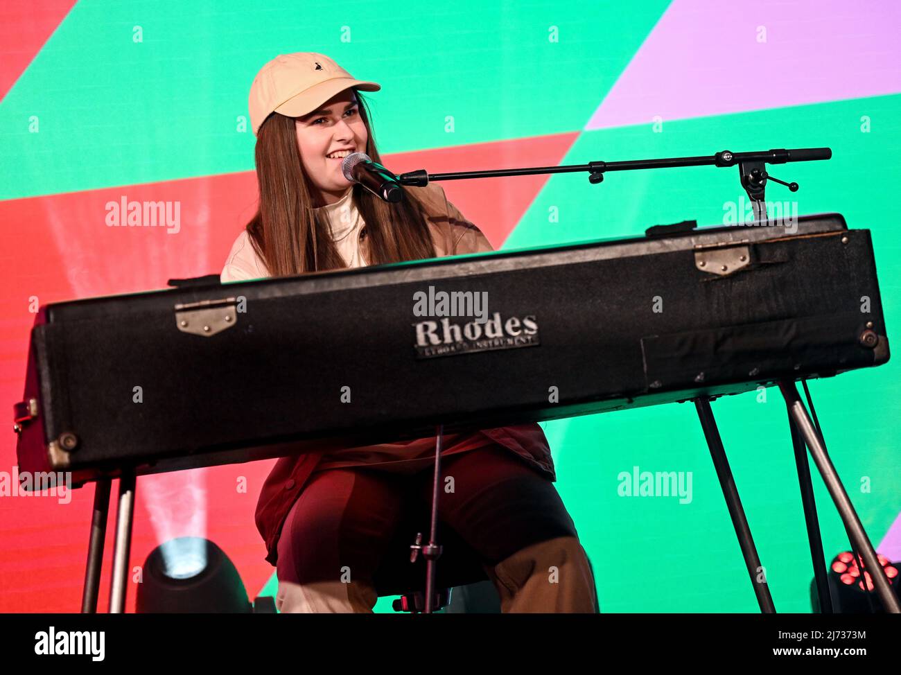 05 May 2022, Berlin: The singer Luna sings at the Bunte New Faces Award ...