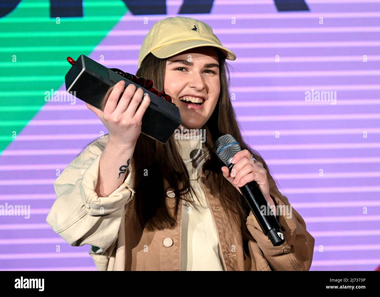 05 May 2022, Berlin: Singer Luna shows her award "Best Newcomer" at the ...