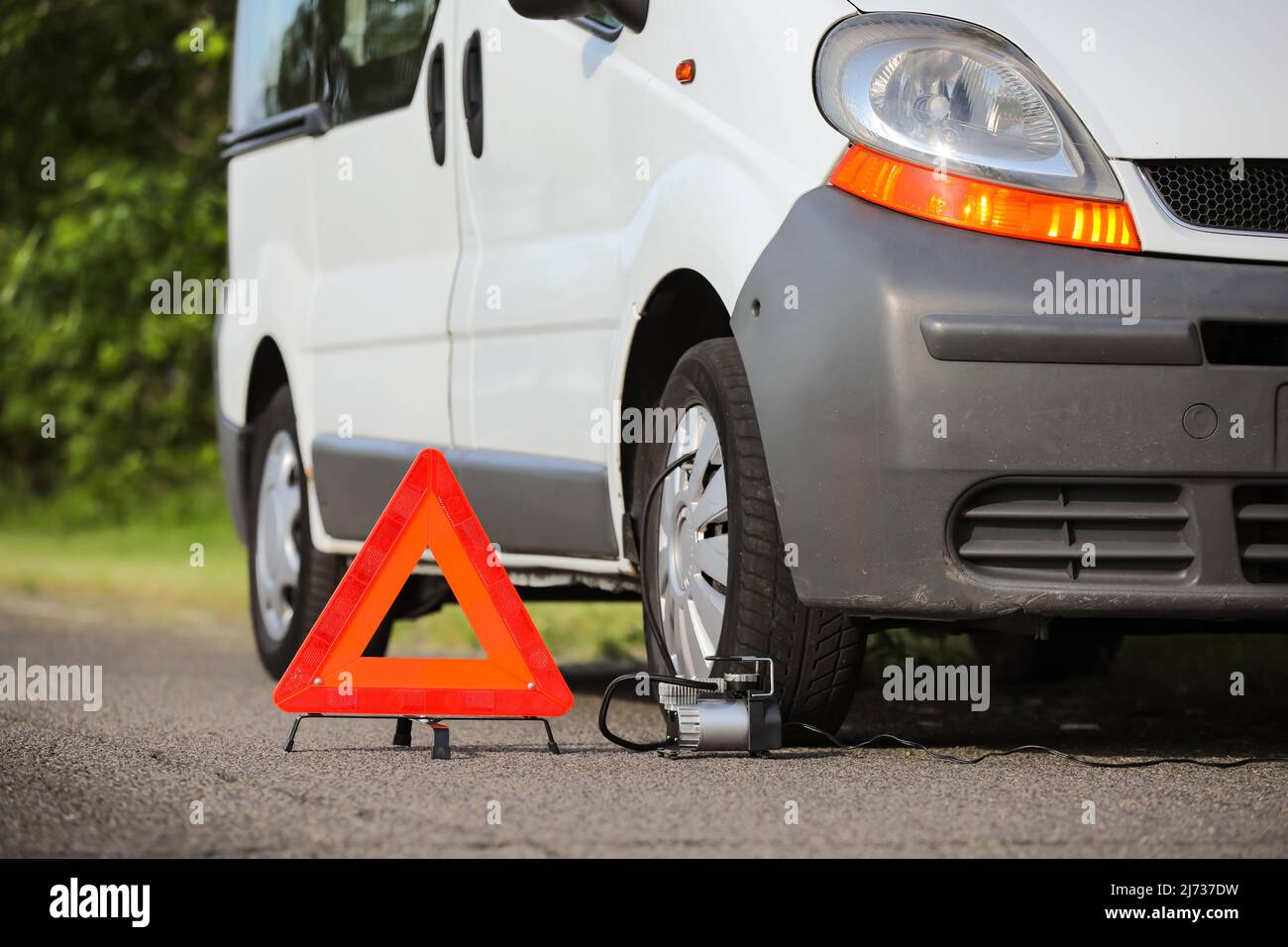 Emergency triangle hi-res stock photography and images - Alamy