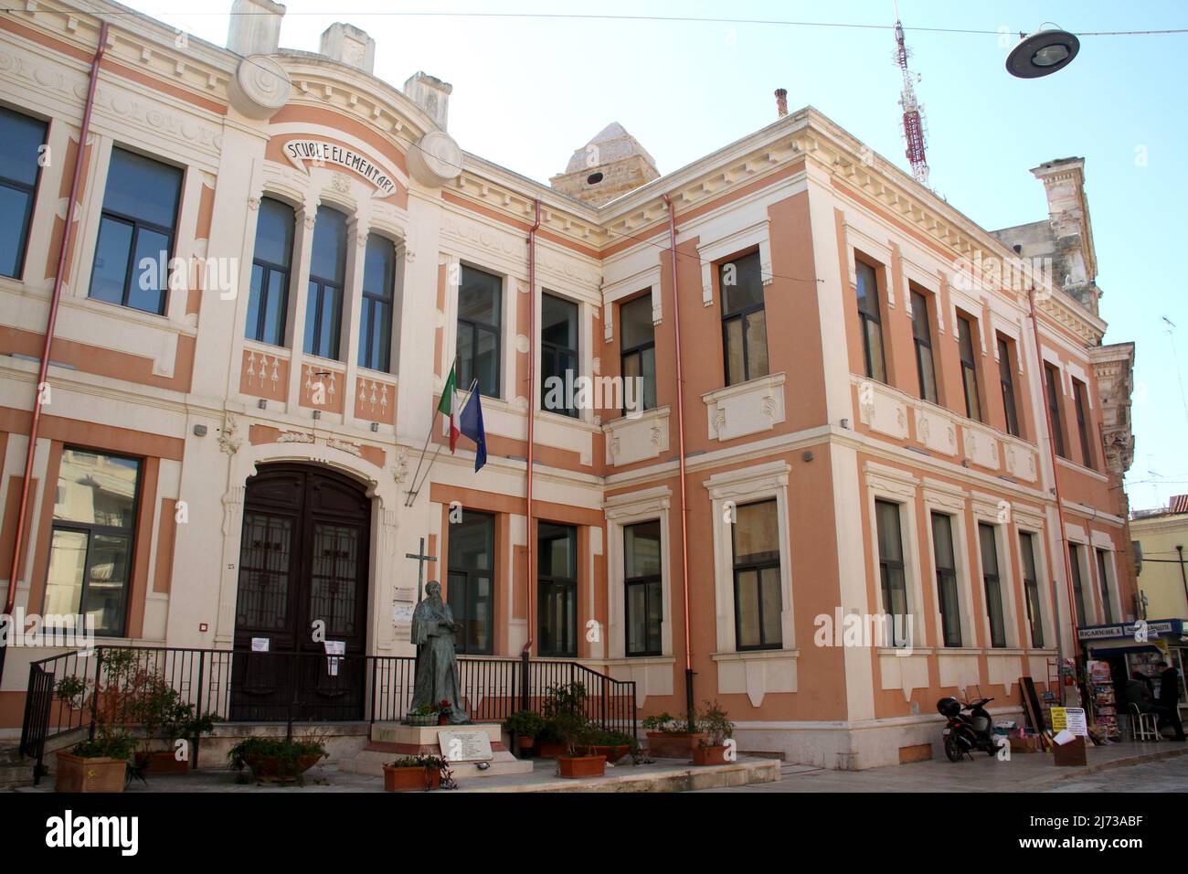 Italian school building hi-res stock photography and images - Alamy