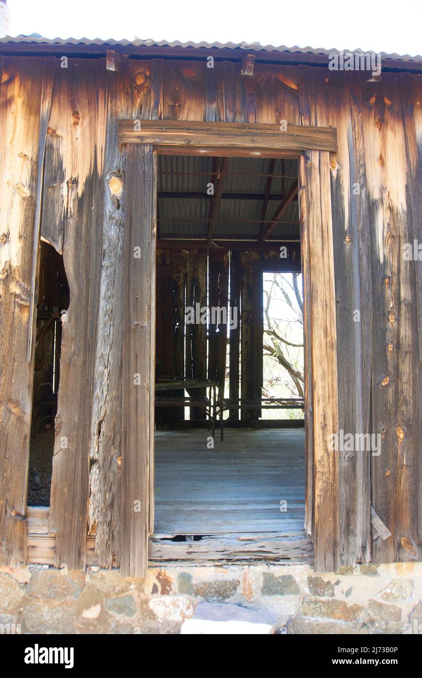 Abandoned cabin in the mountains of Winkleman, Arizona Stock Photo - Alamy