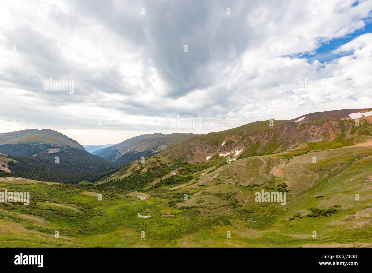 Superb landscape of Alpine Ridge Trail at Rocky Mountain National Park ...