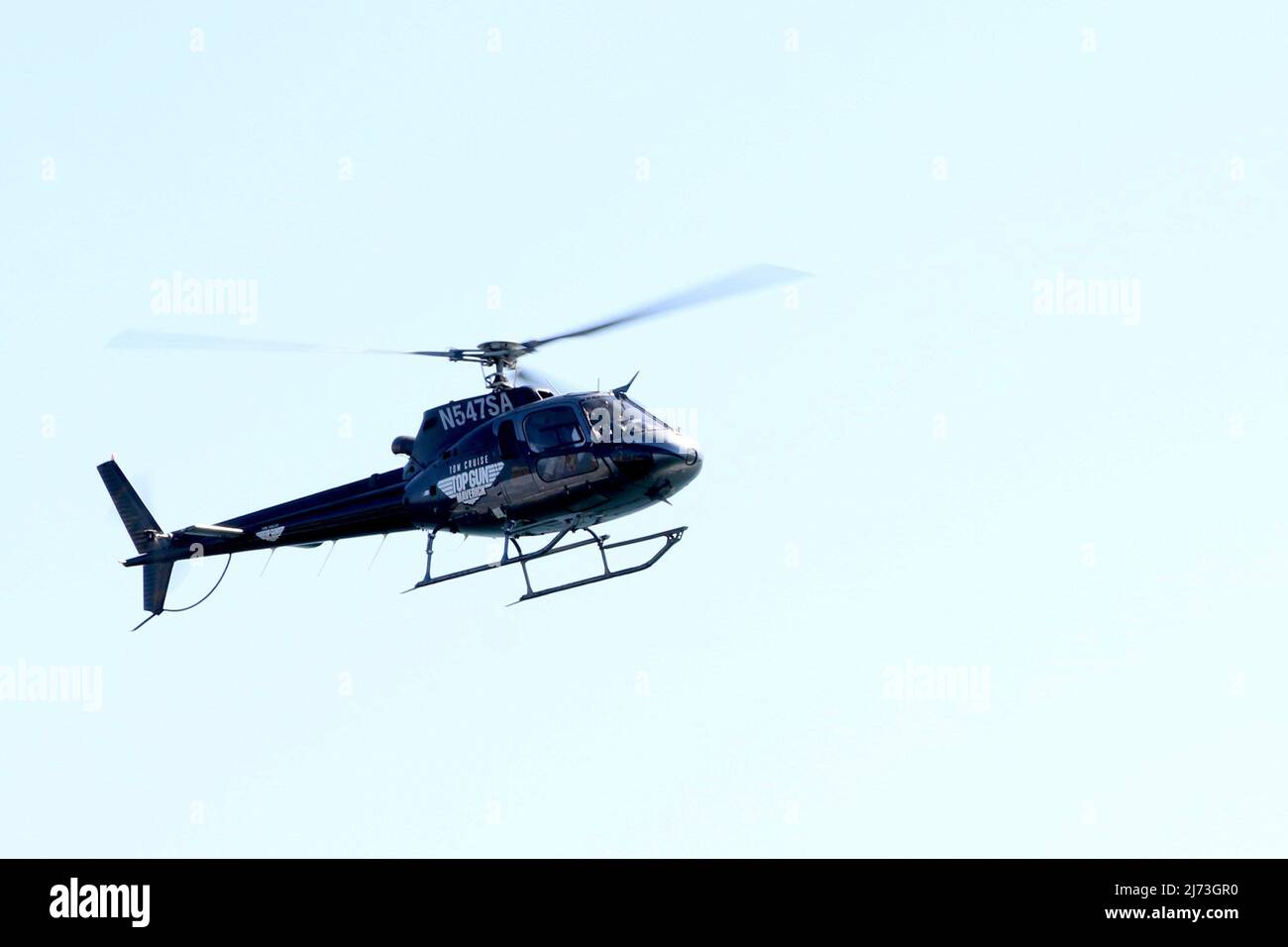 Top gun maverick helicopter brings tom cruise to world premiere hi-res ...