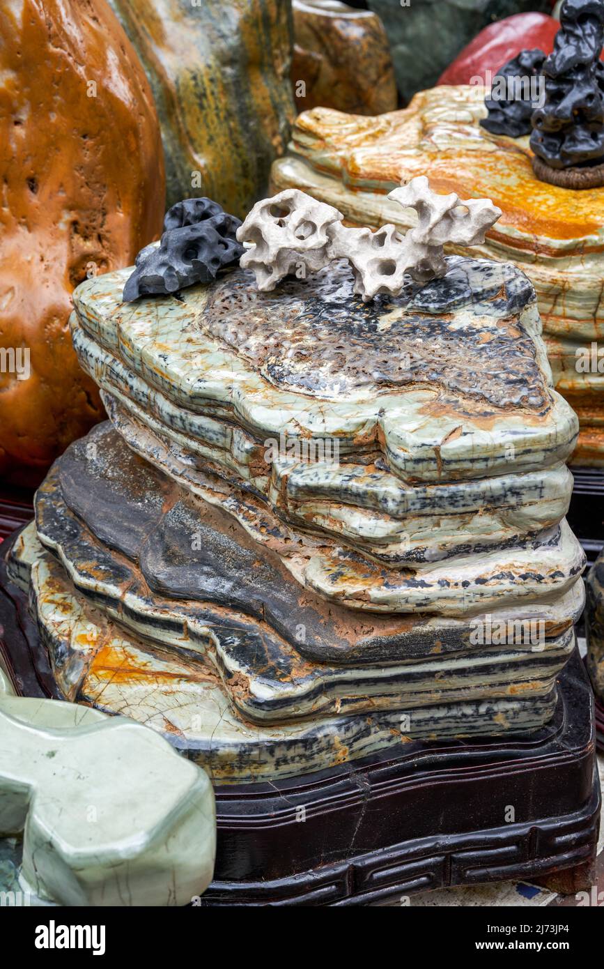 A close-up of a multi-layered shale rock Stock Photo - Alamy