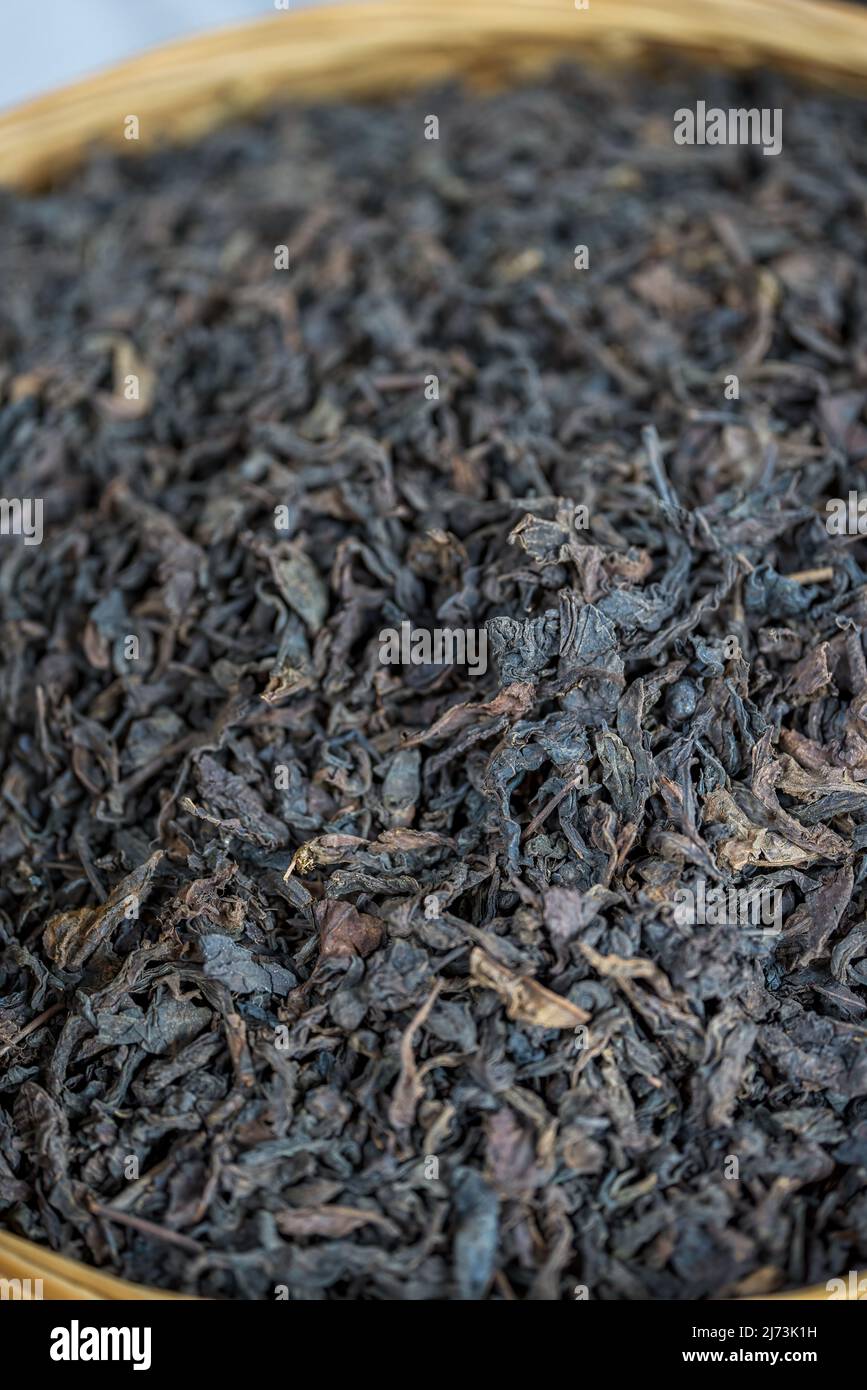 Pile of dried Chinese black tea leaves closeup Stock Photo - Alamy