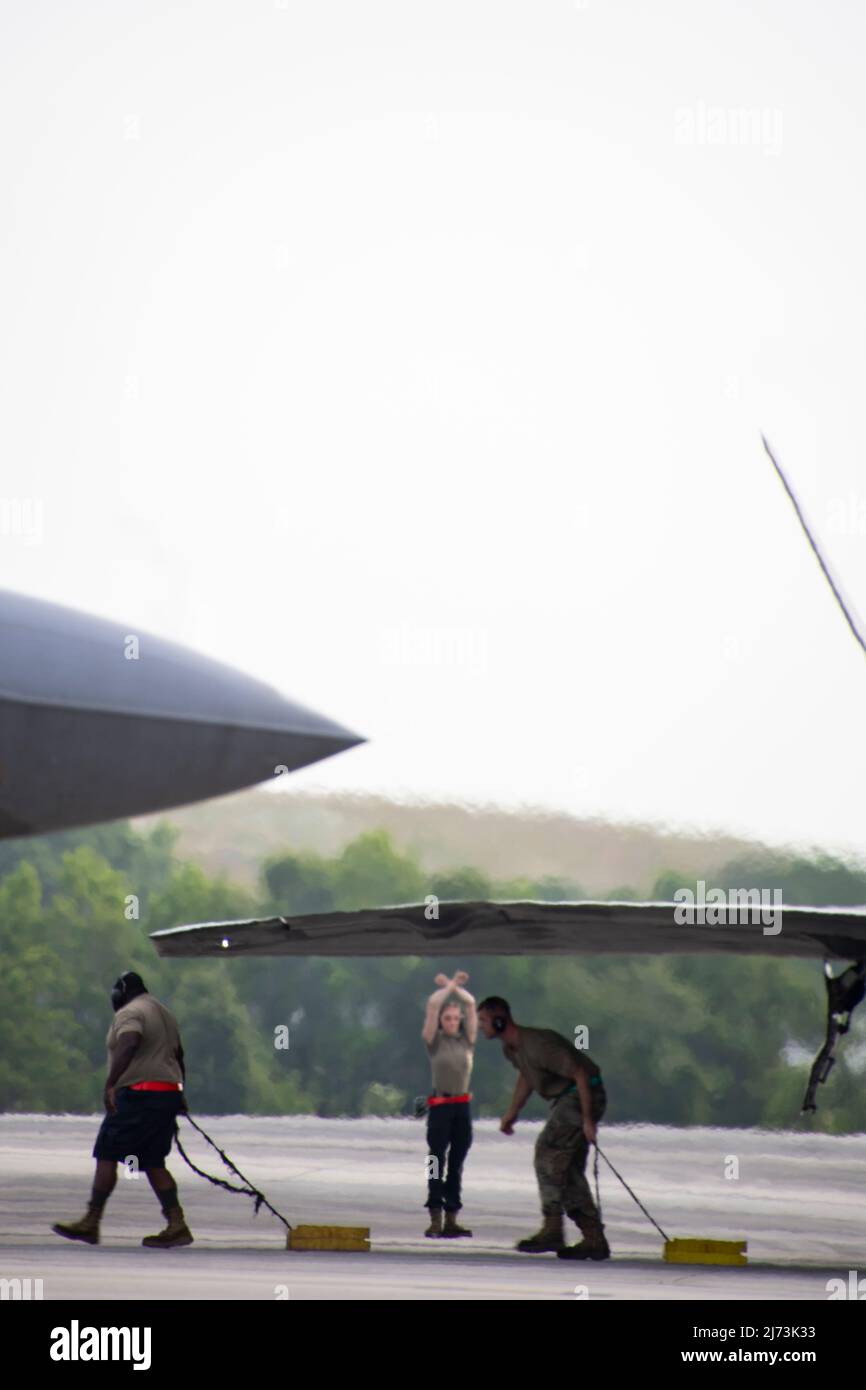U.S. Air Force crew chiefs with the 192nd Fighter Wing, Virginia Air ...