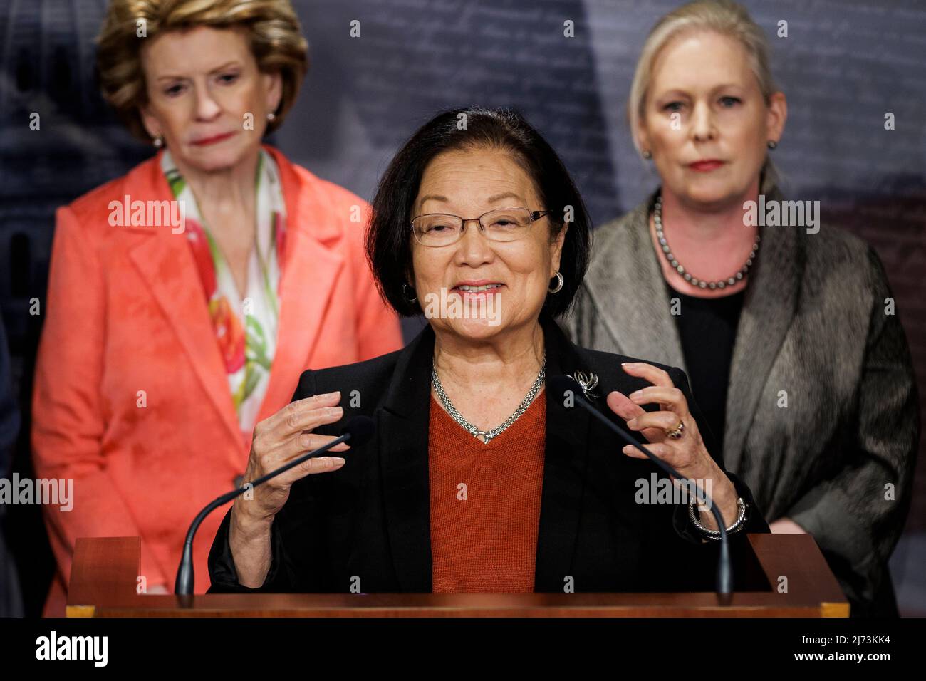 Women vote hi hi-res stock photography and images - Alamy