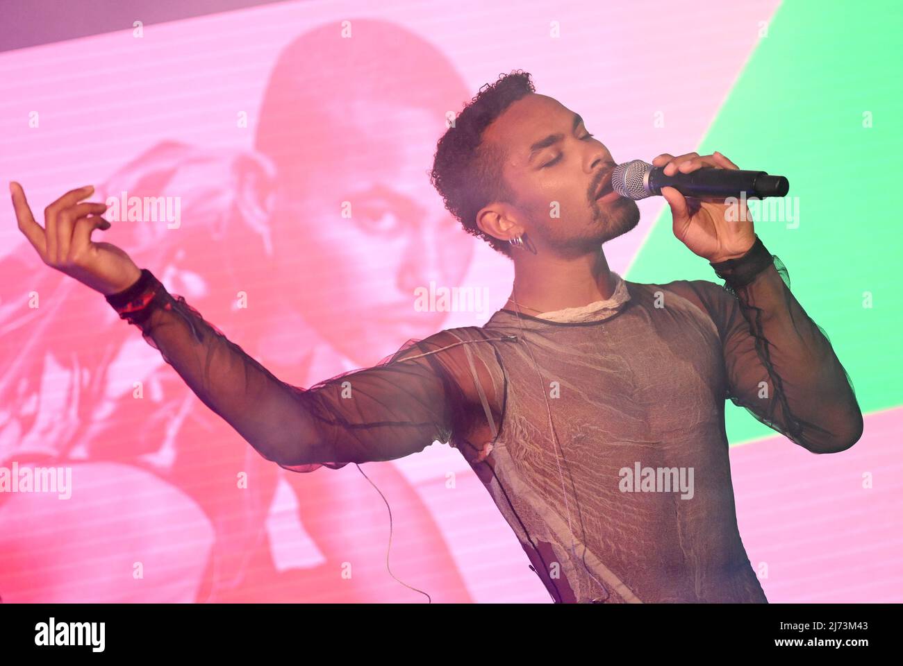 05 May 2022, Berlin: Musician Lie Ning sings at the Bunte New Faces ...