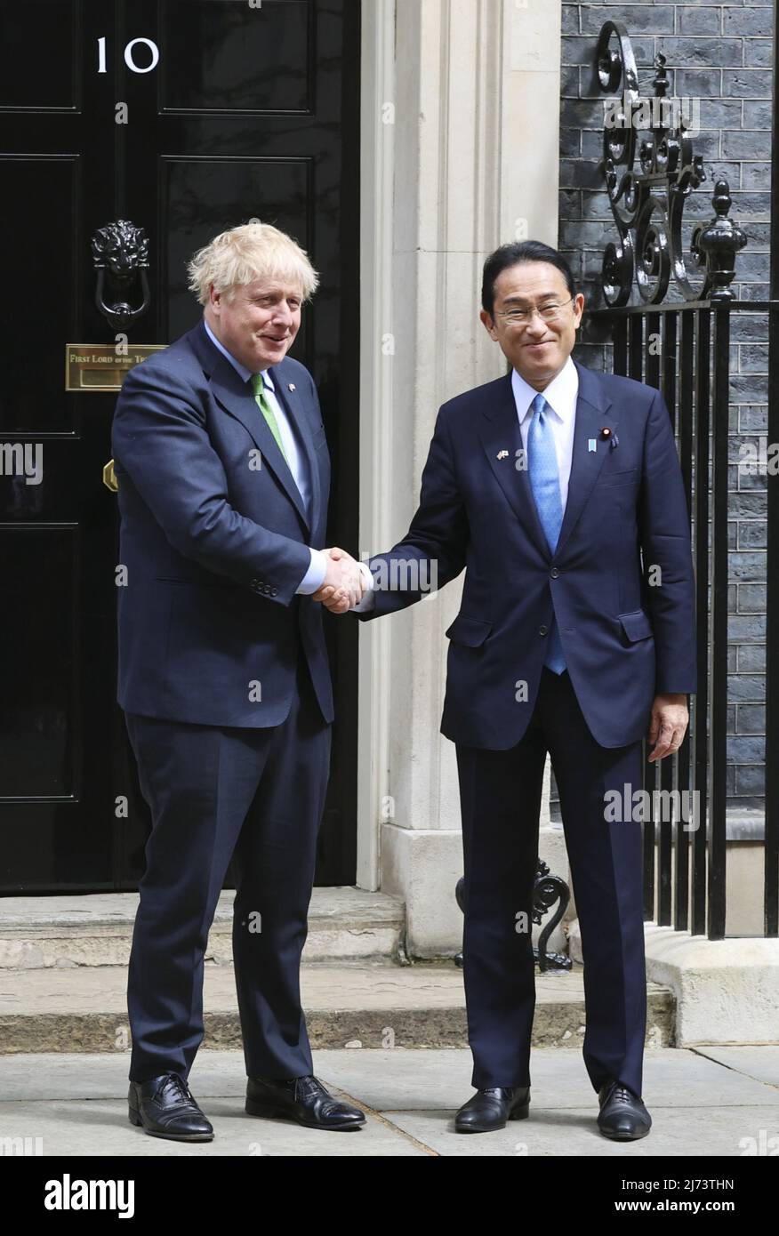 British Prime Minister Boris Johnson (L) welcomes his Japanese ...
